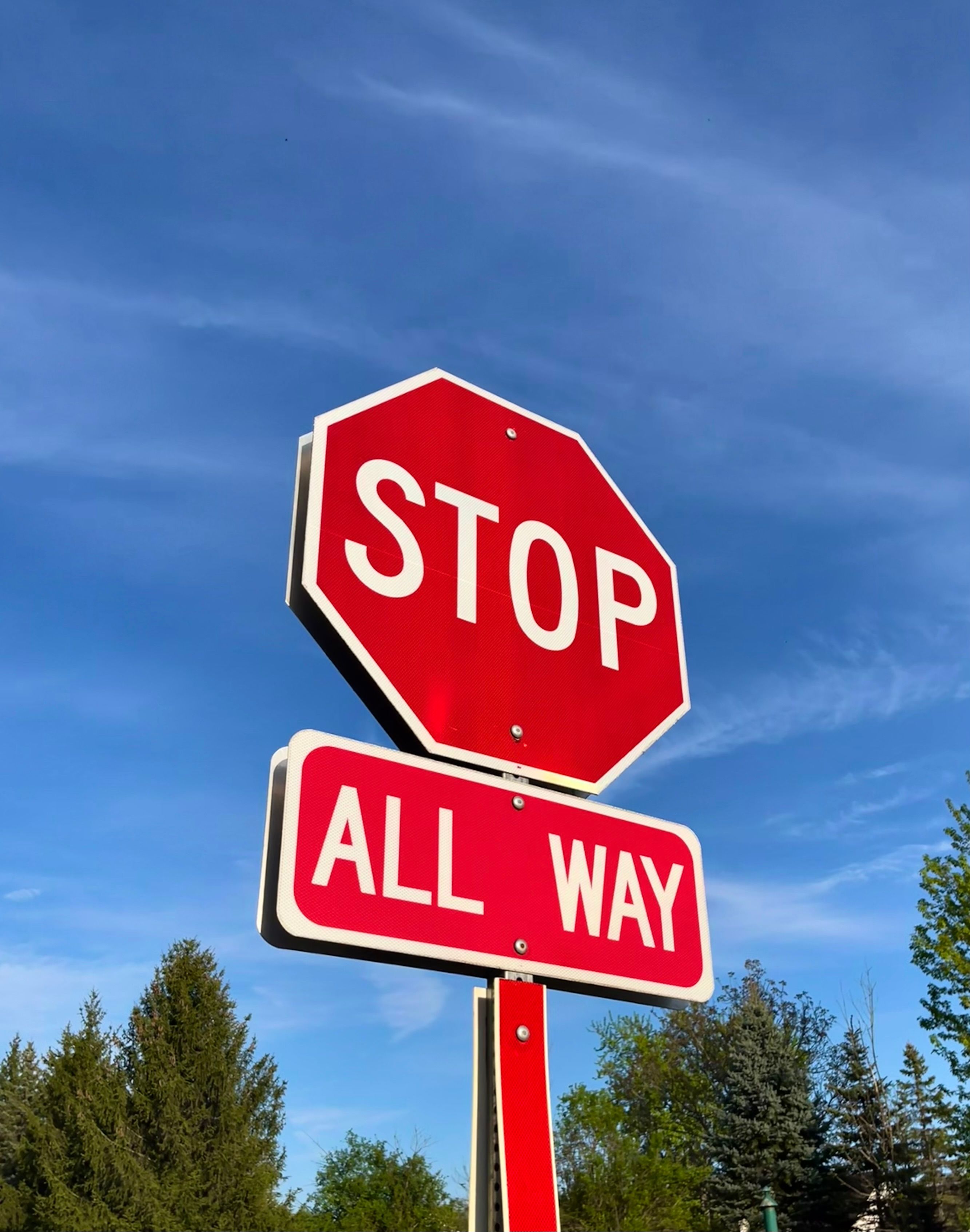 Señal De Stop Roja Contra Un Cielo Azul En Chicago · Foto de stock gratuita
