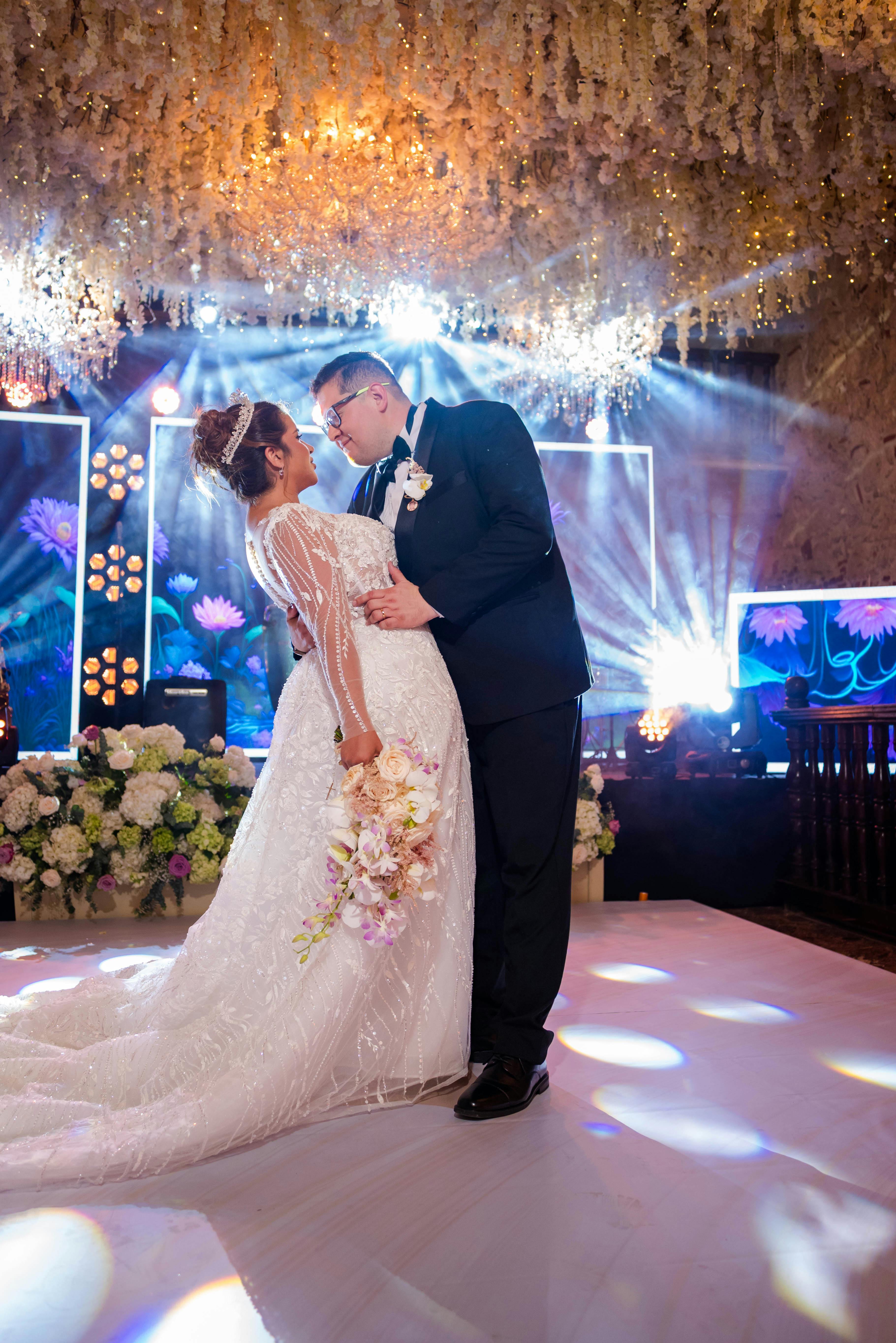 Couple De Mariés élégants Partageant Une Danse Romantique · Photo gratuite