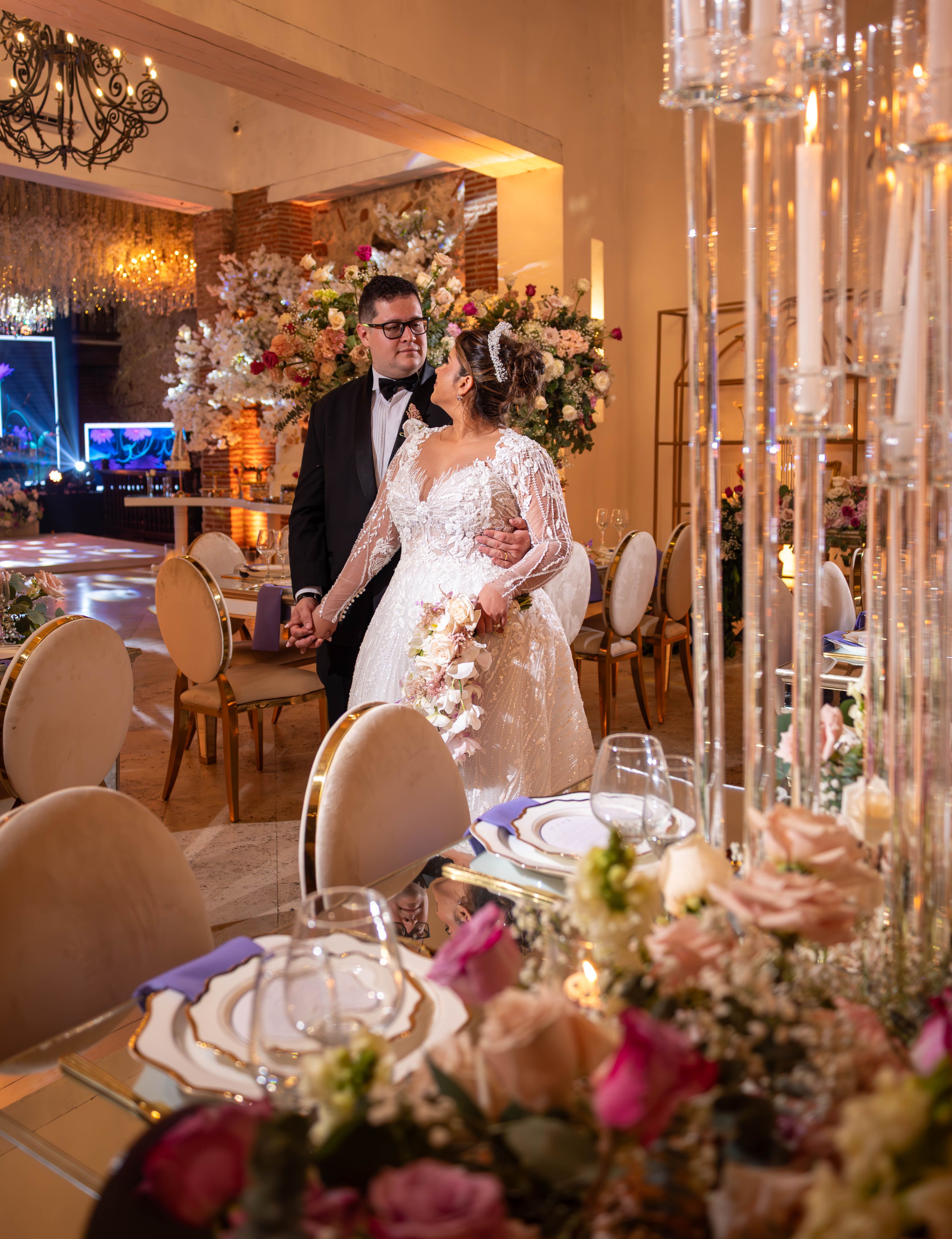 Elegant Wedding Reception with Bride and Groom · Free Stock Photo