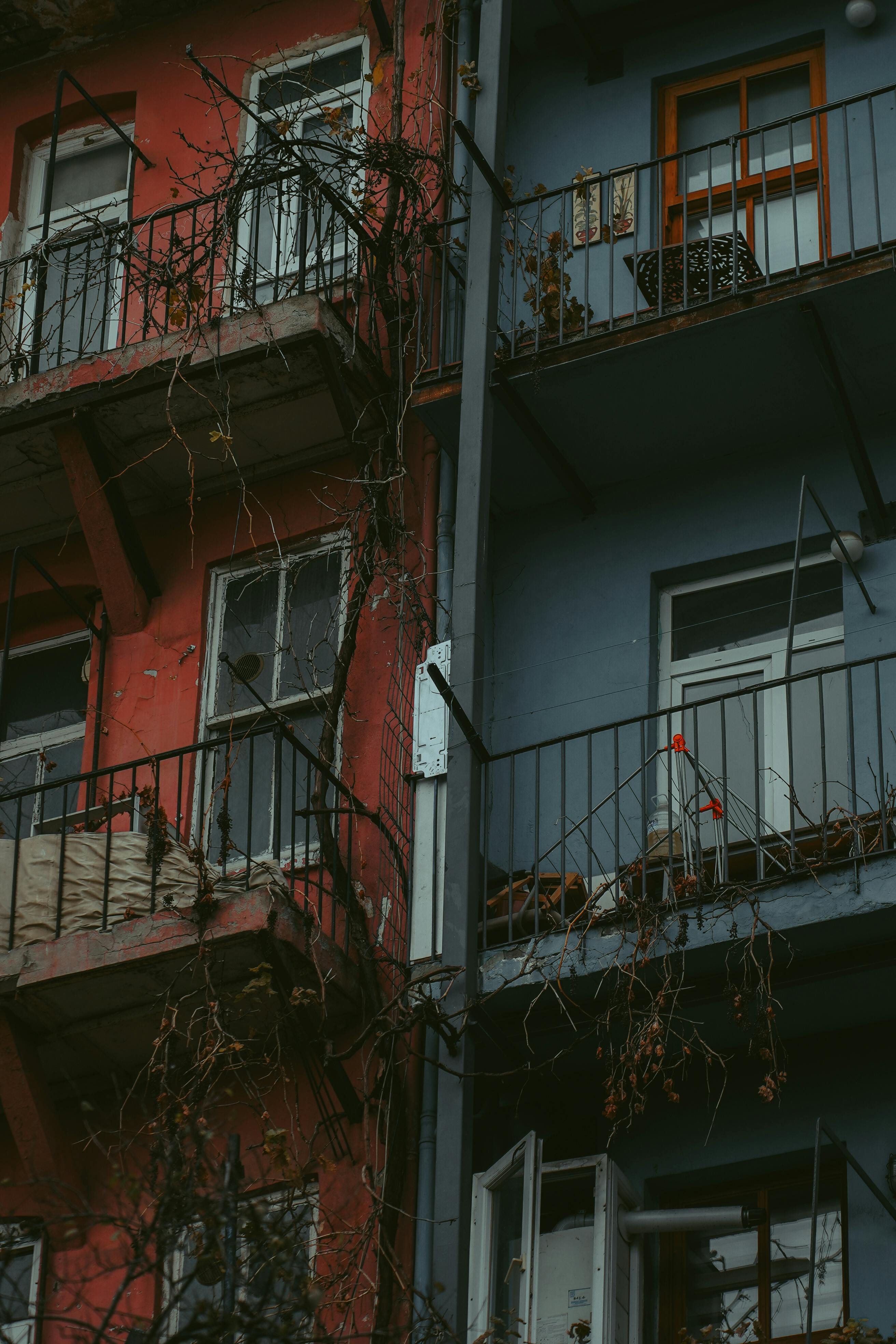 Gritty Facade of Historic İstanbul Building · Free Stock Photo