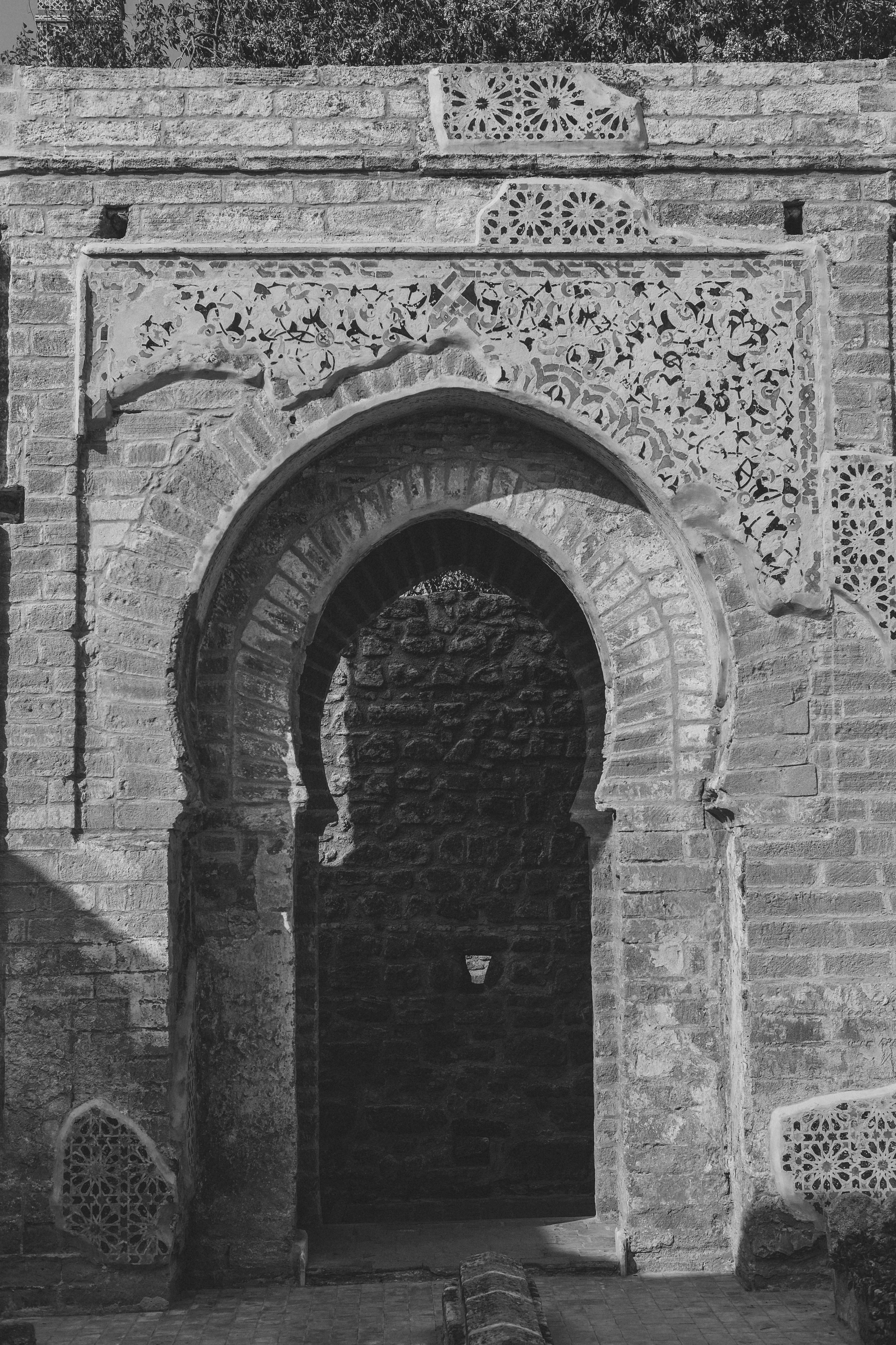 Historic Archway in Rabat, Morocco in Black and White · Free Stock Photo