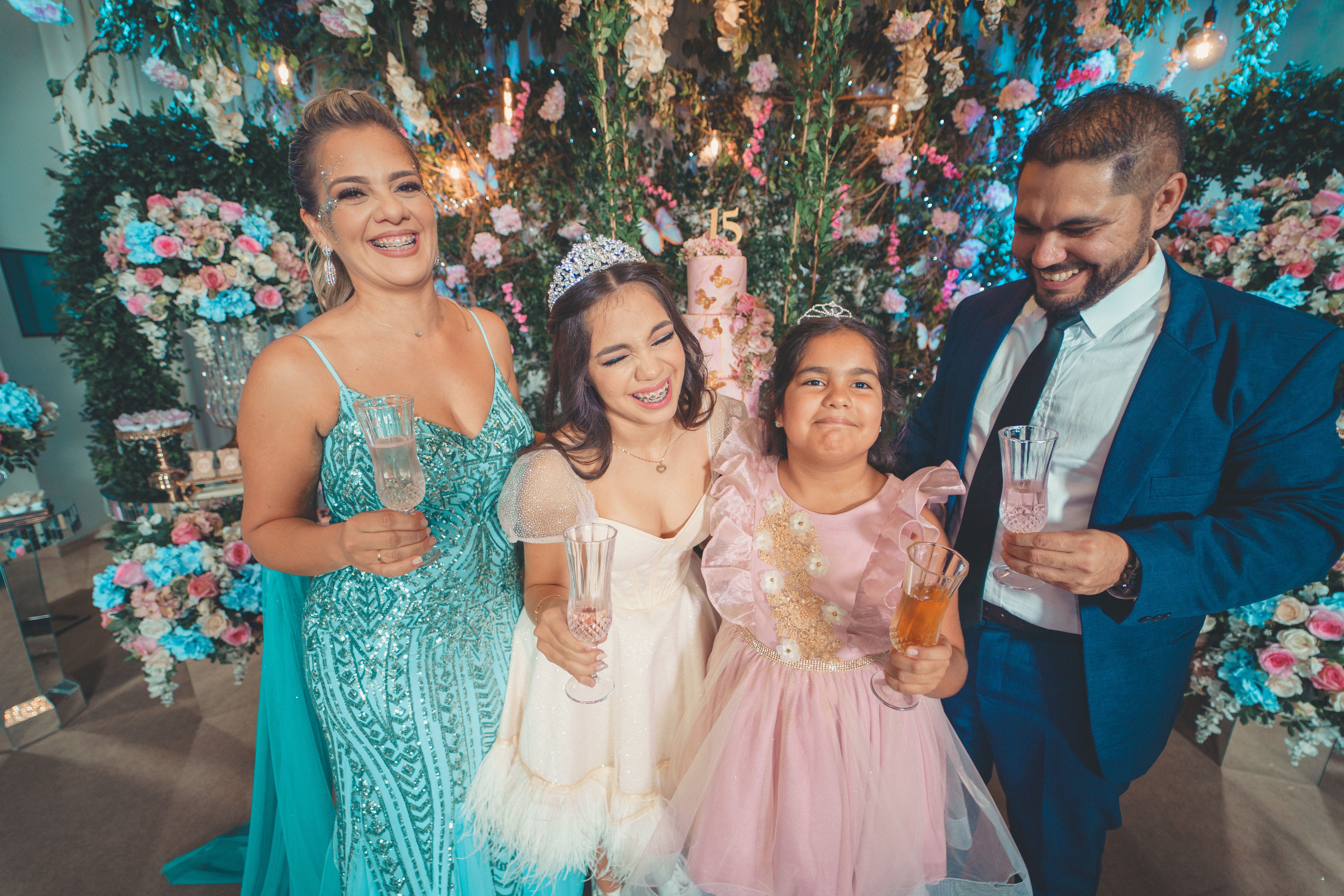 Familia Celebrando Una Fiesta De Cumpleaños De Quinceañera · Foto de ...