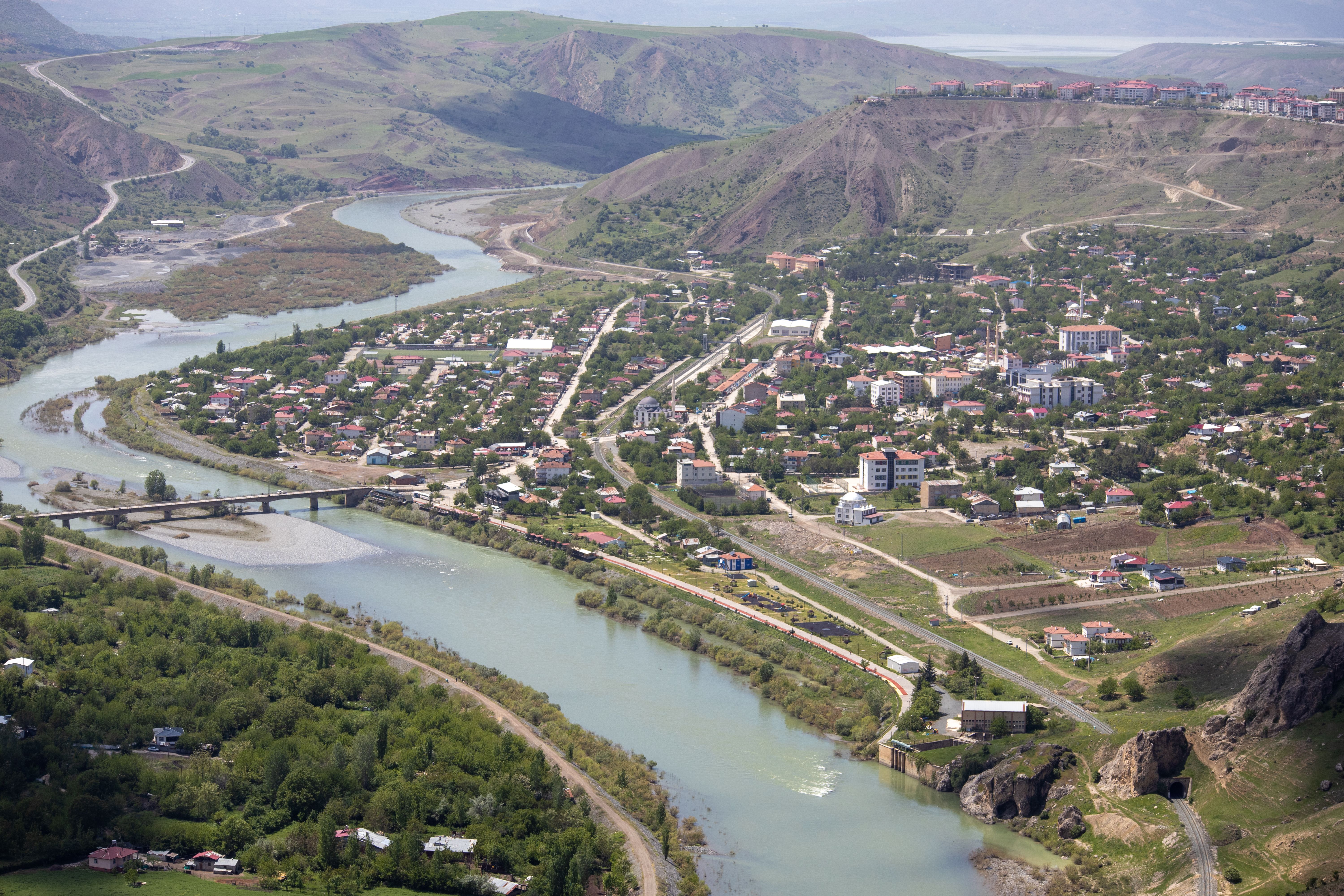 Aerial View of Palu, Elazığ with Meandering River · Free Stock Photo