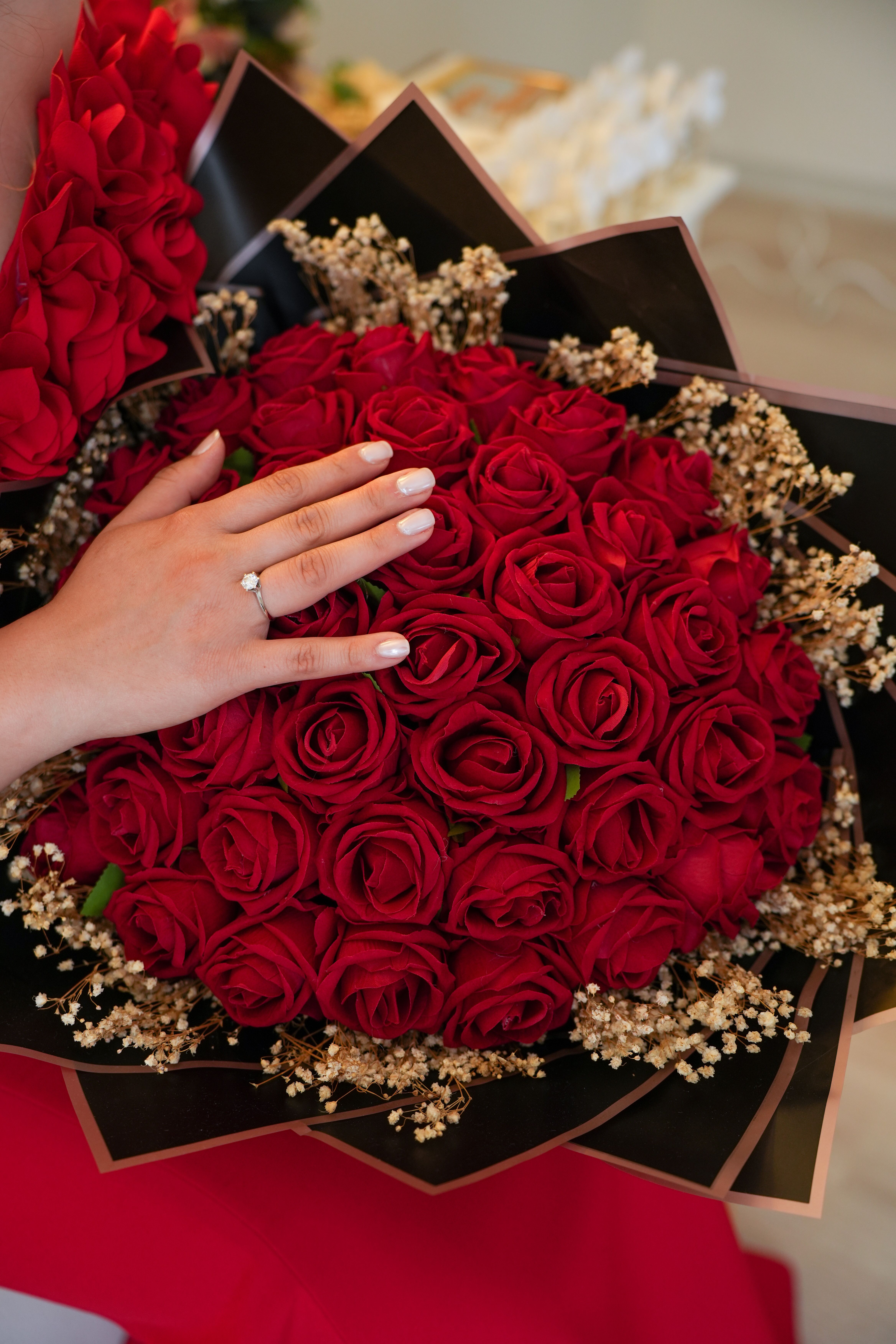 Romantic Engagement with Red Rose Bouquet · Free Stock Photo