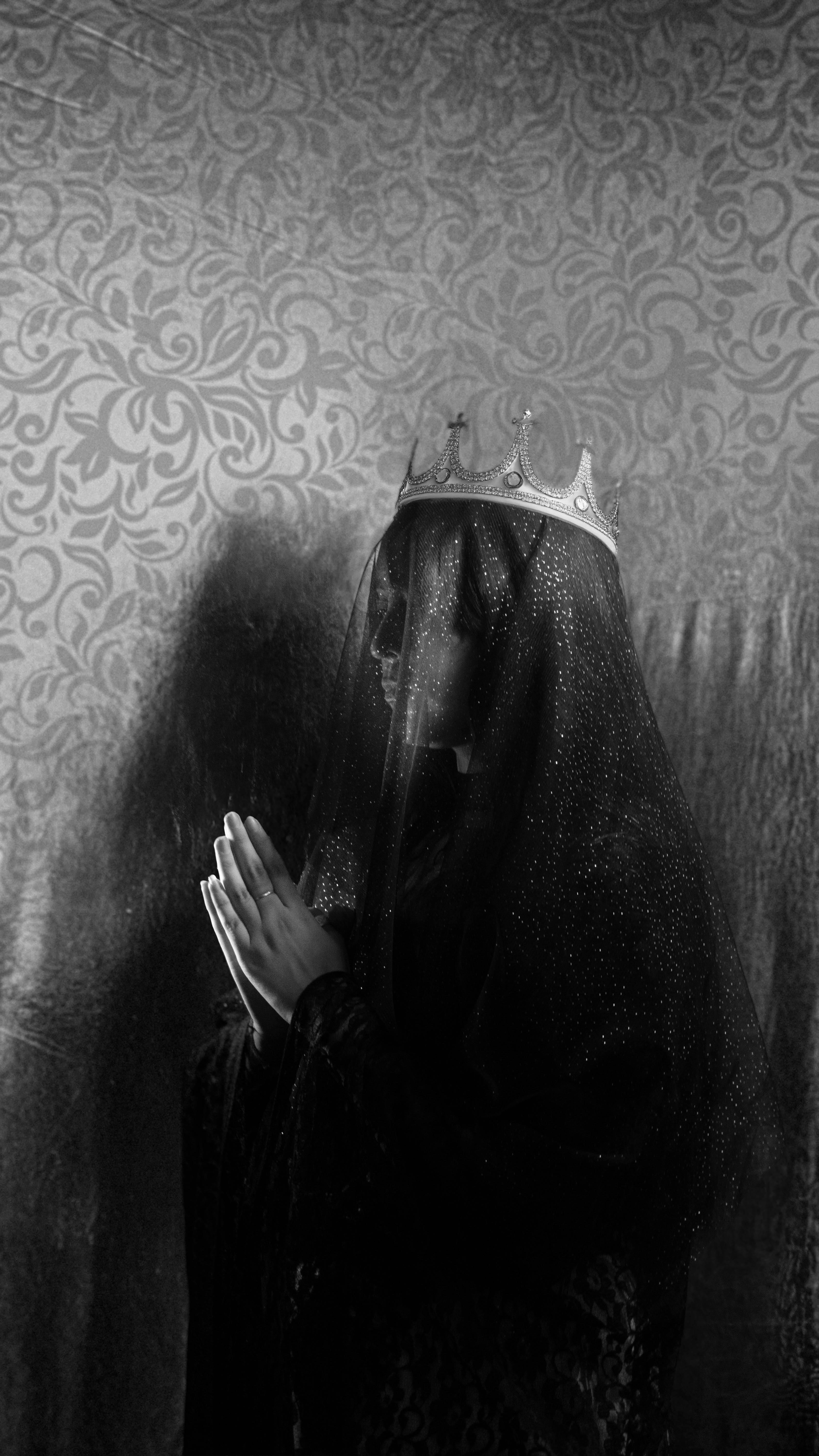 Mysterious Veiled Figure with Crown in Black and White · Free Stock Photo