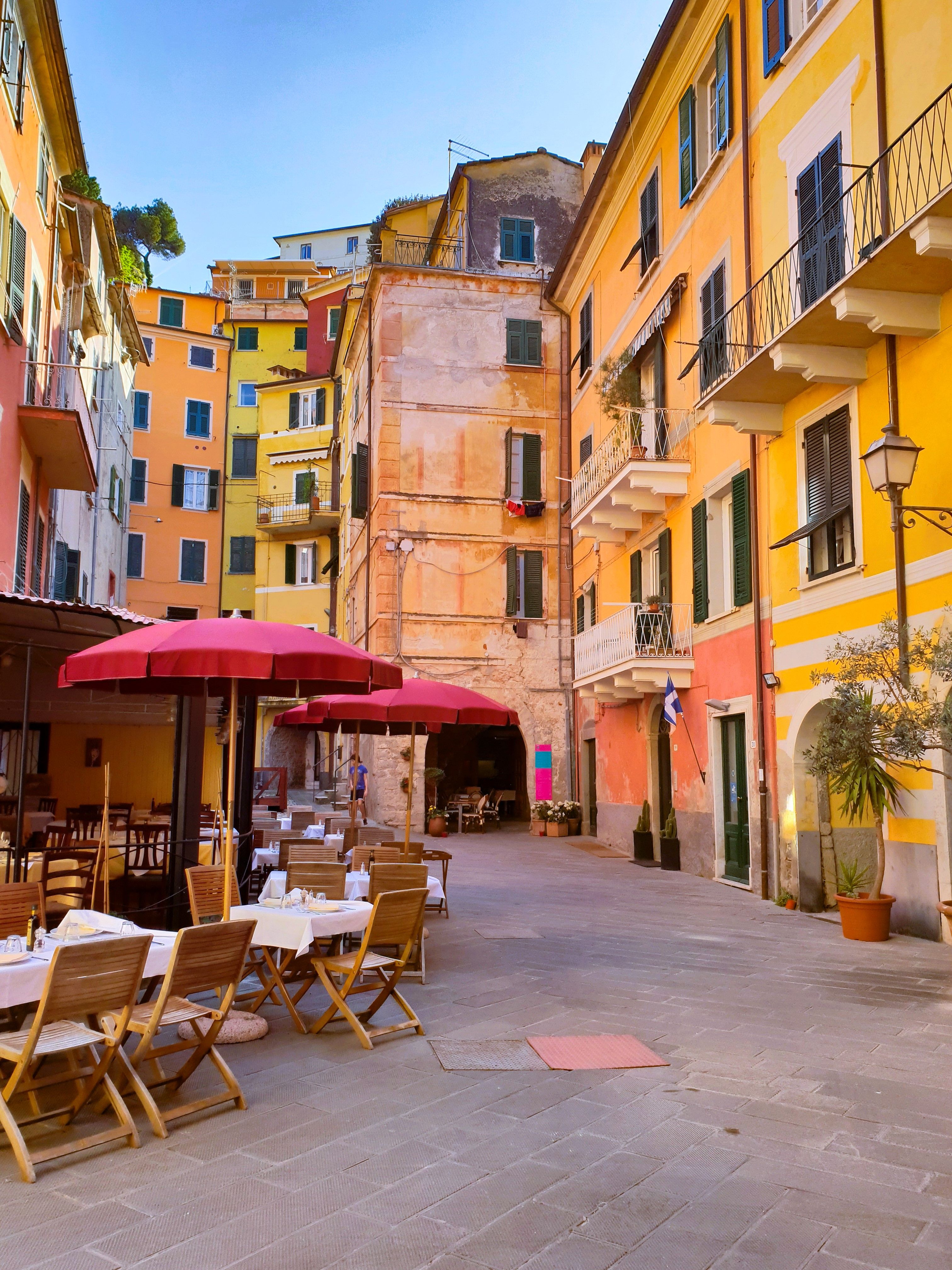 Colorful Italian Street with Outdoor Cafe · Free Stock Photo