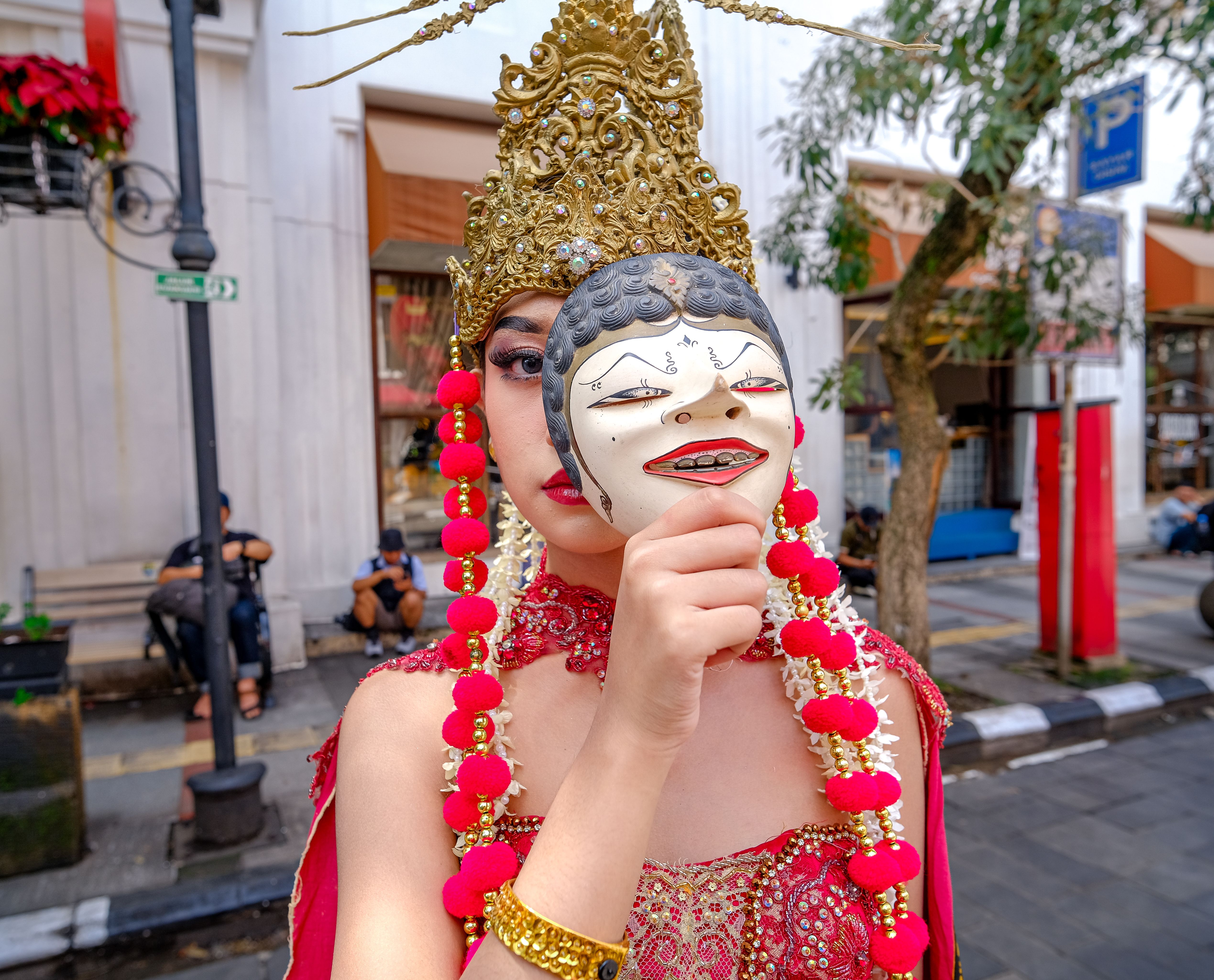 Una Imponente Mujer Indonesia Con Traje Tradicional De Java Occidental ...