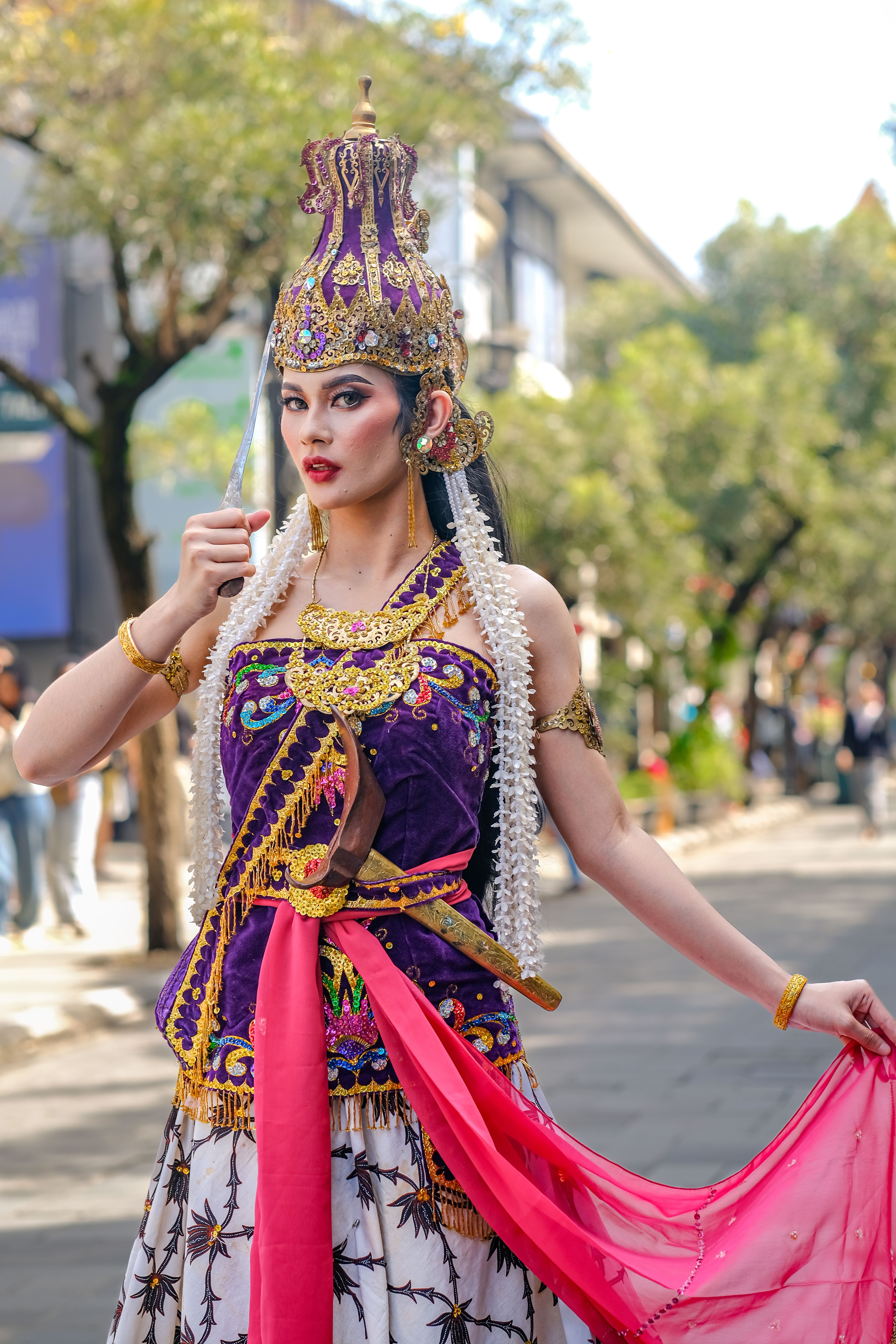 Una Elegante Modelo, Ataviada Con Un Traje Tradicional De Java ...