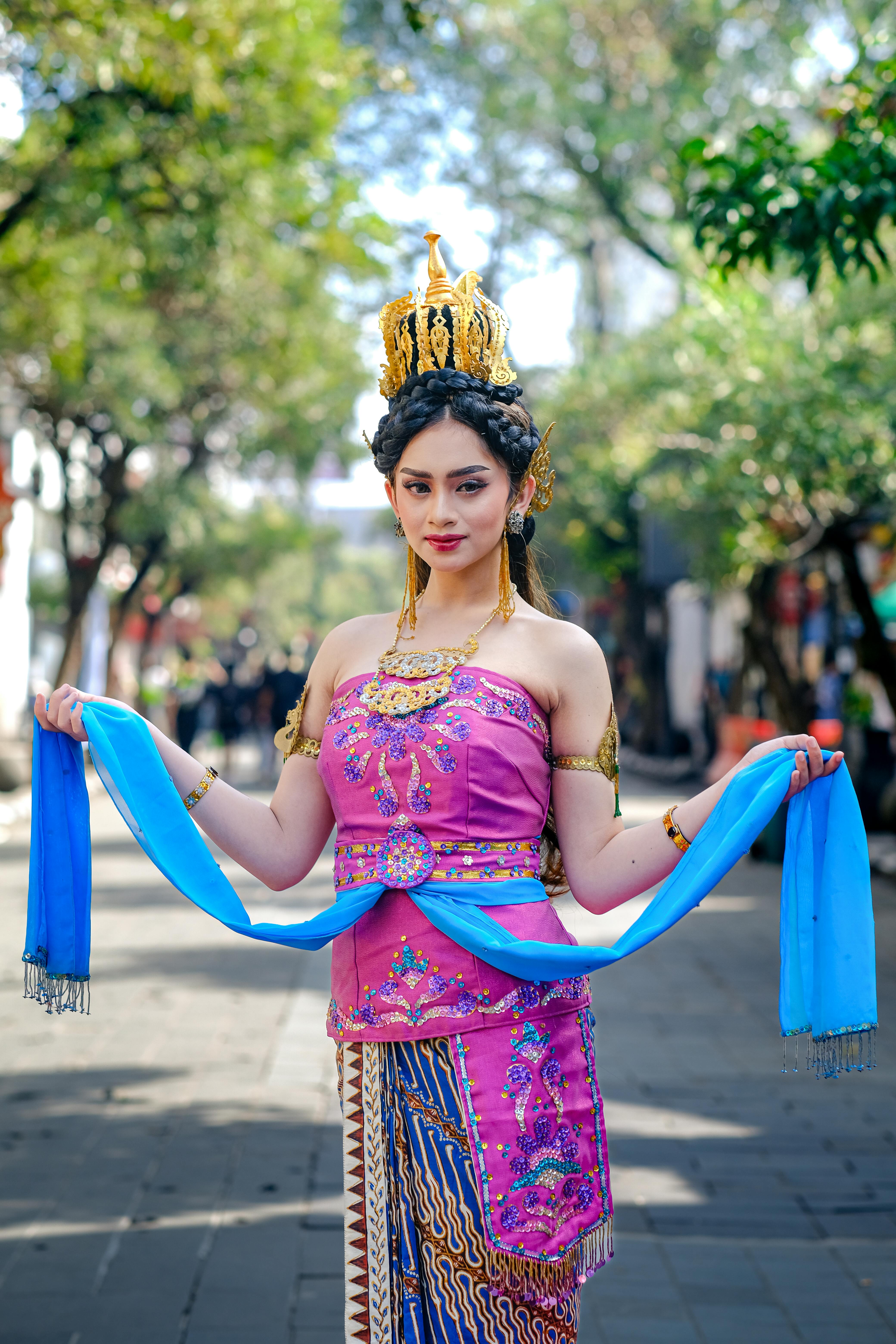 Elegant Indonesian Woman in Traditional West Java Dress · Free Stock Photo