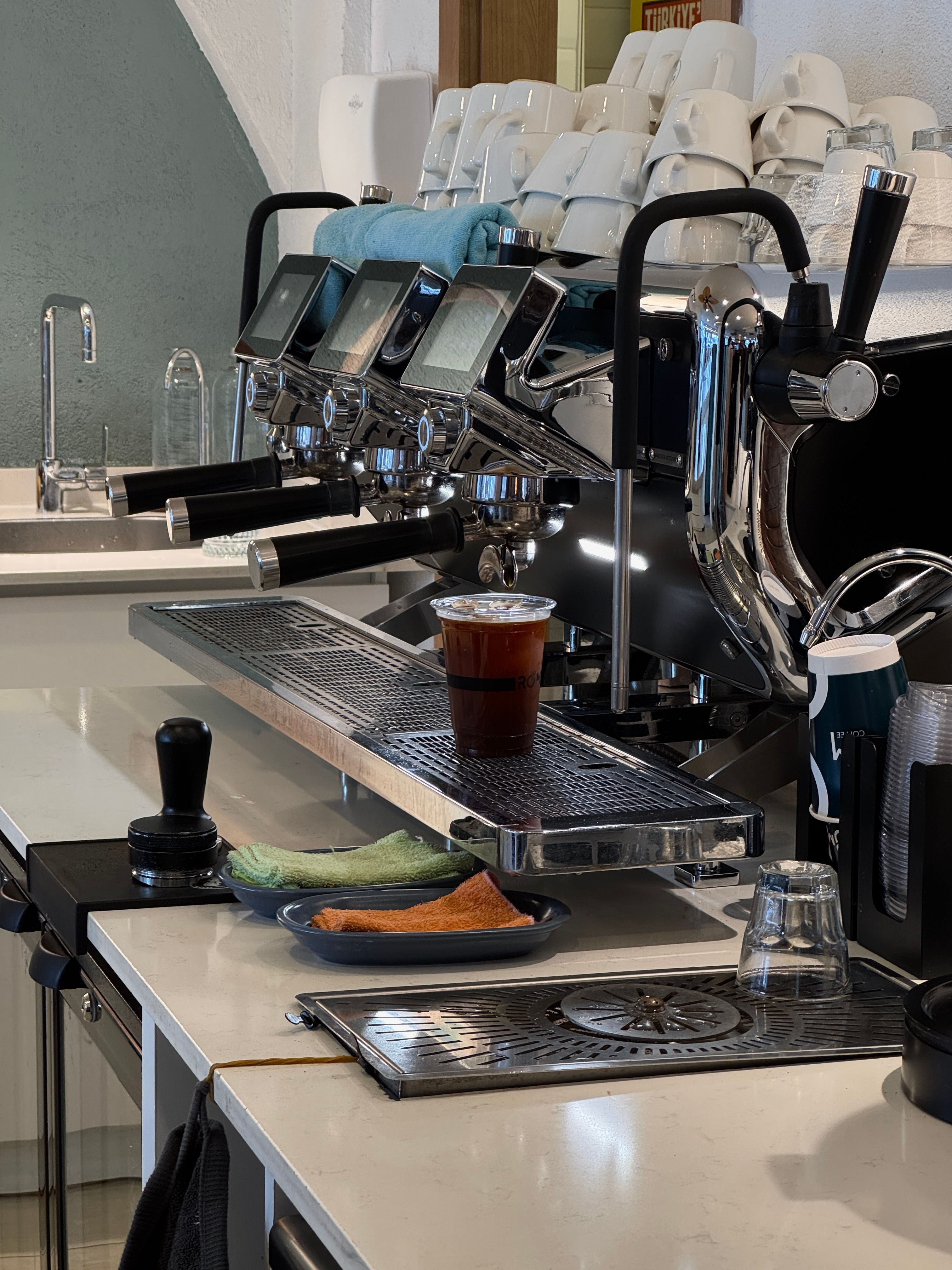 Modern Coffee Shop Espresso Machine Setup · Free Stock Photo
