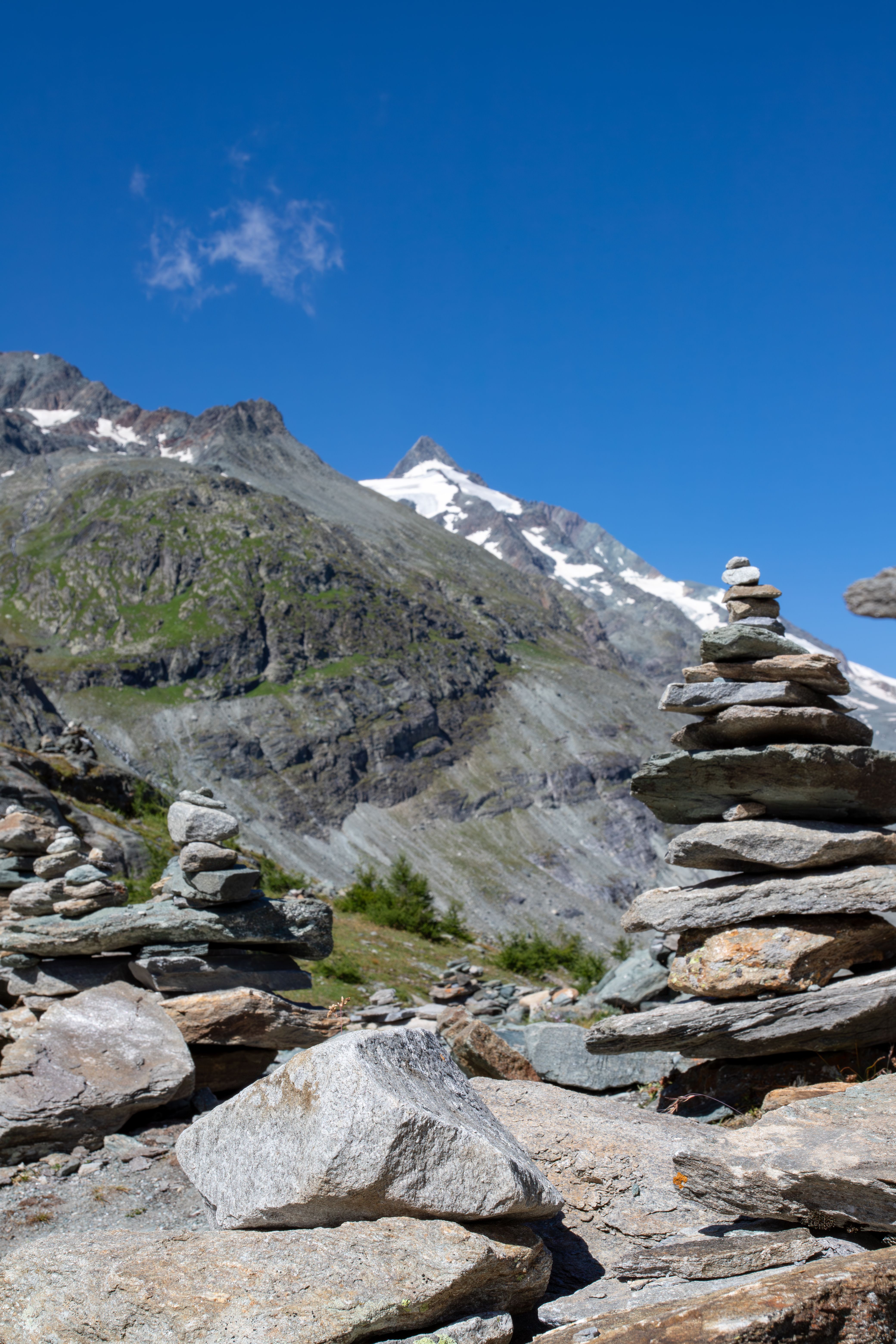 Scenic Alpine Landscape with Rock Cairns · Free Stock Photo