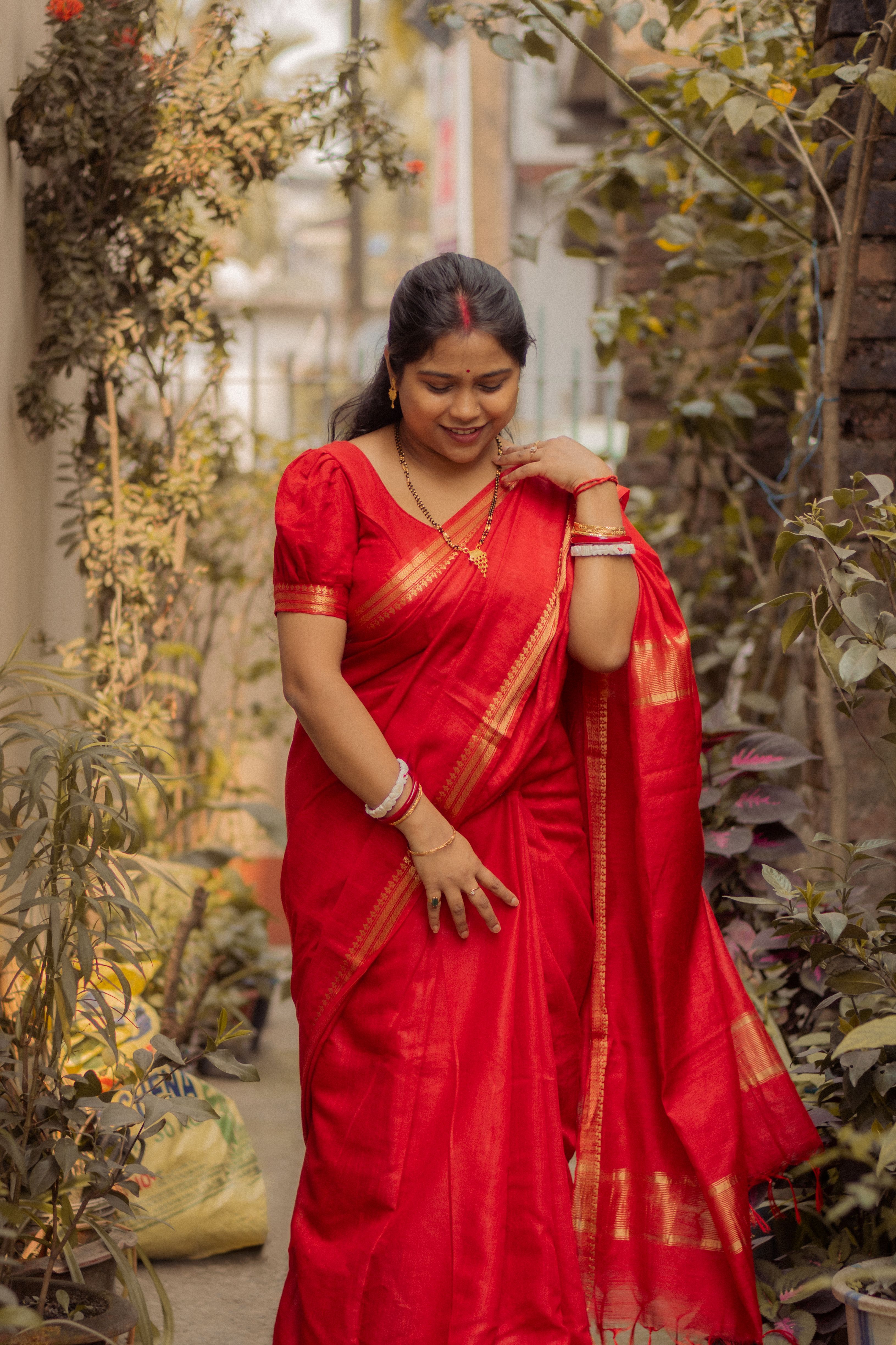 Mujer India Sonriente Con Un Sari Rojo Tradicional, De Pie En Un Jardín ...