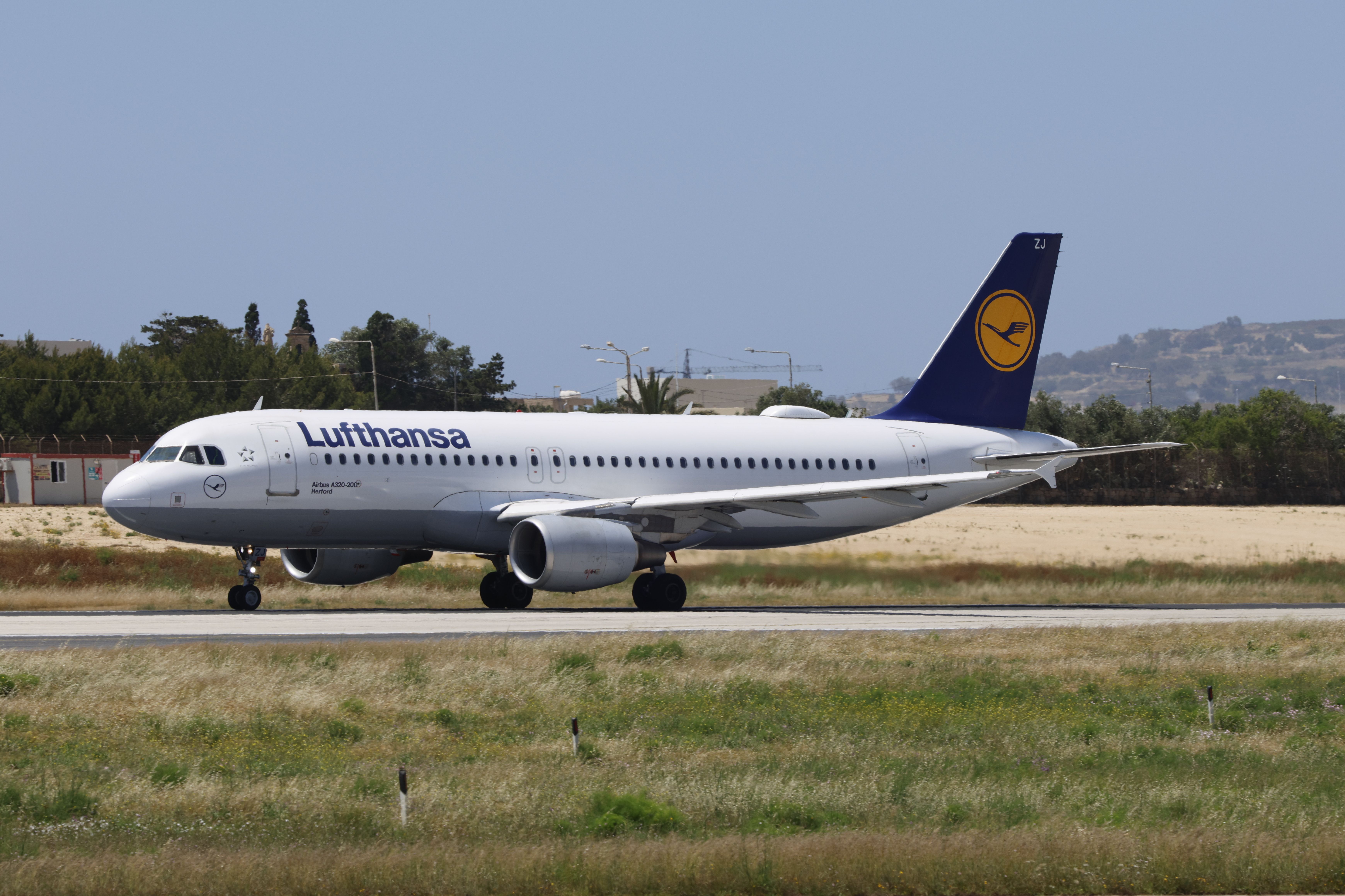 Lufthansa Airbus A320 on Runway in Daylight · Free Stock Photo