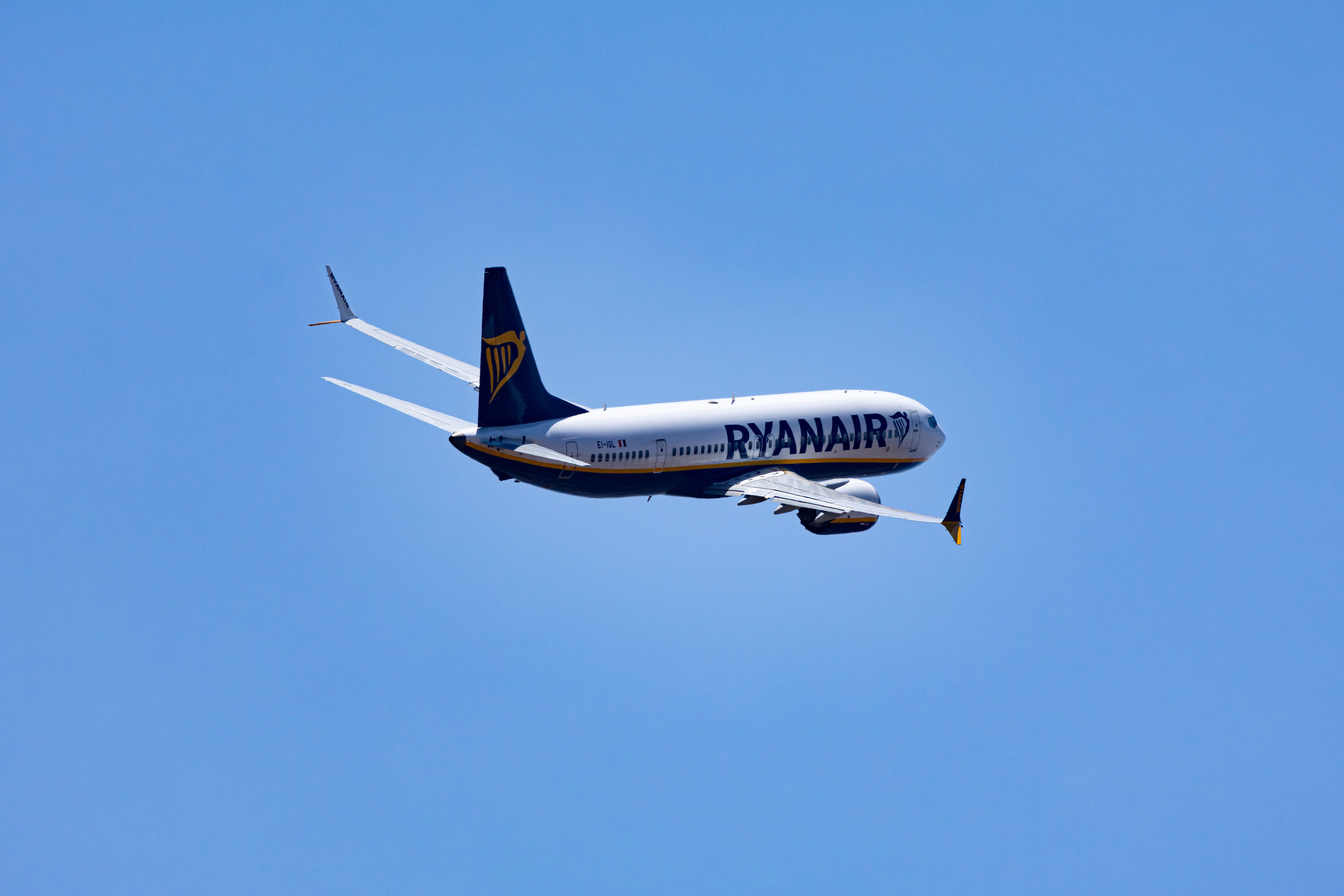 Airplane in Flight Against Clear Blue Sky · Free Stock Photo
