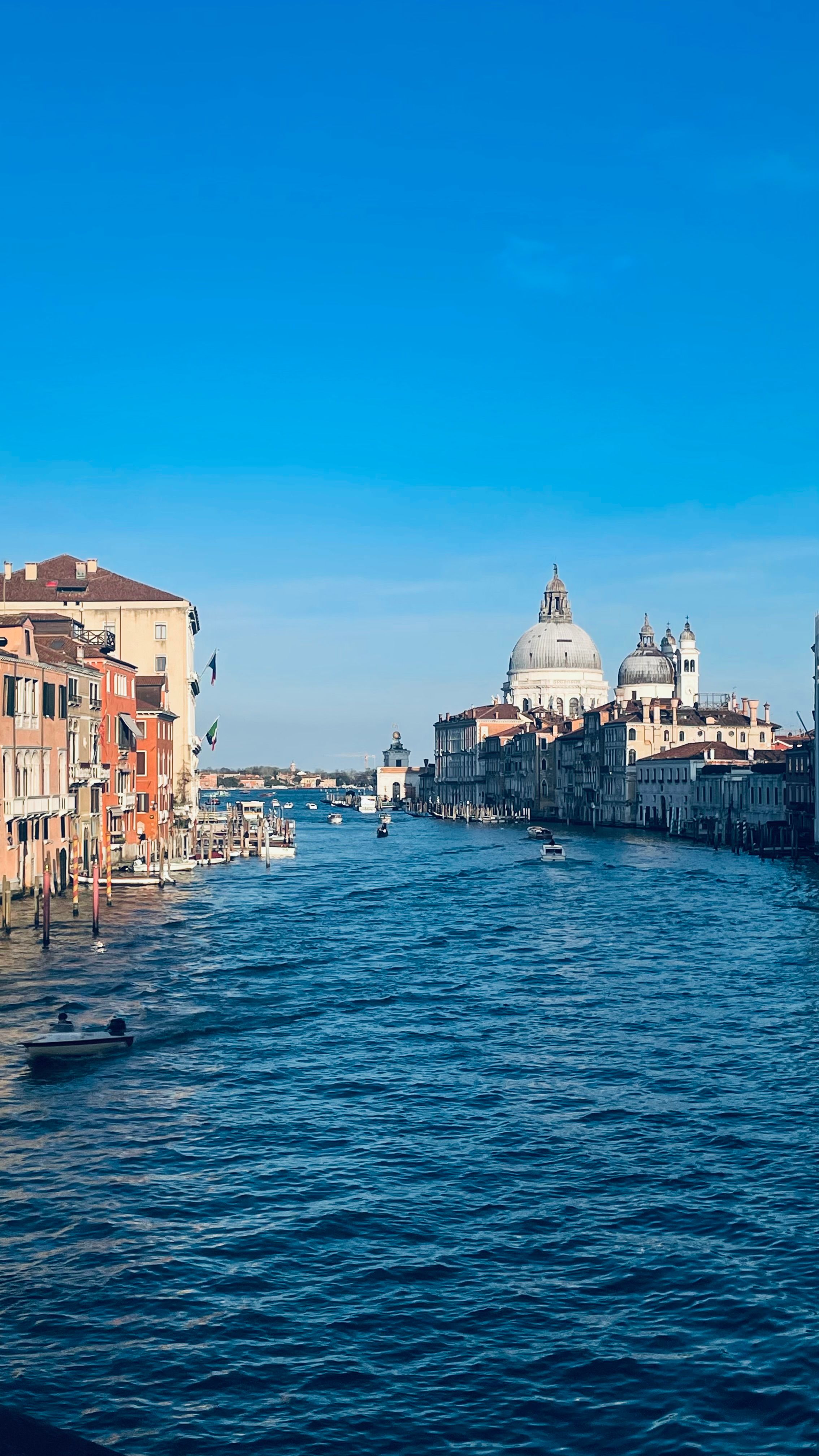 Iconic Venice Canal with Santa Maria della Salute · Free Stock Photo