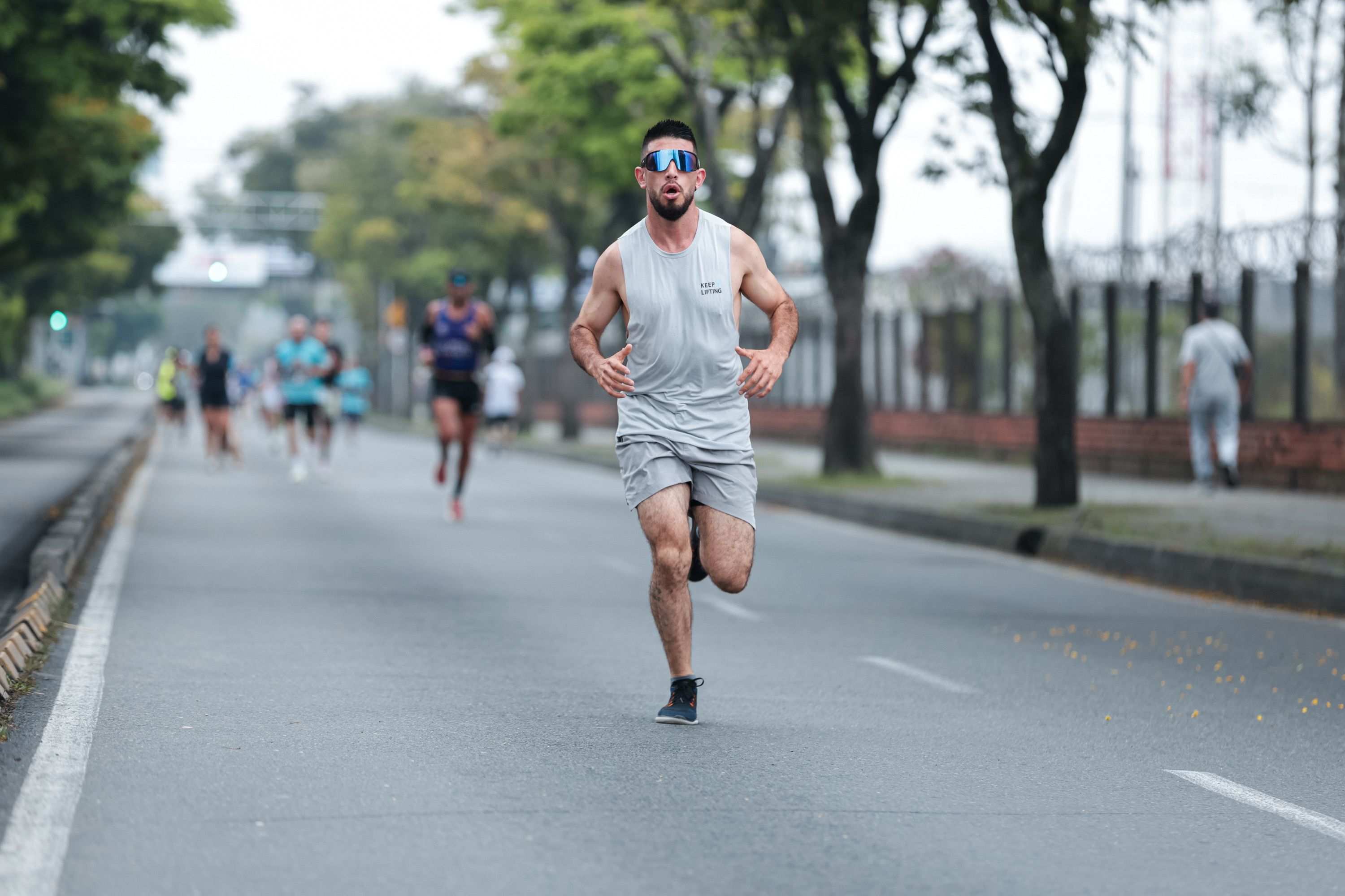 Homem Correndo Em Maratona Urbana Em Um Dia Nublado · Foto profissional ...