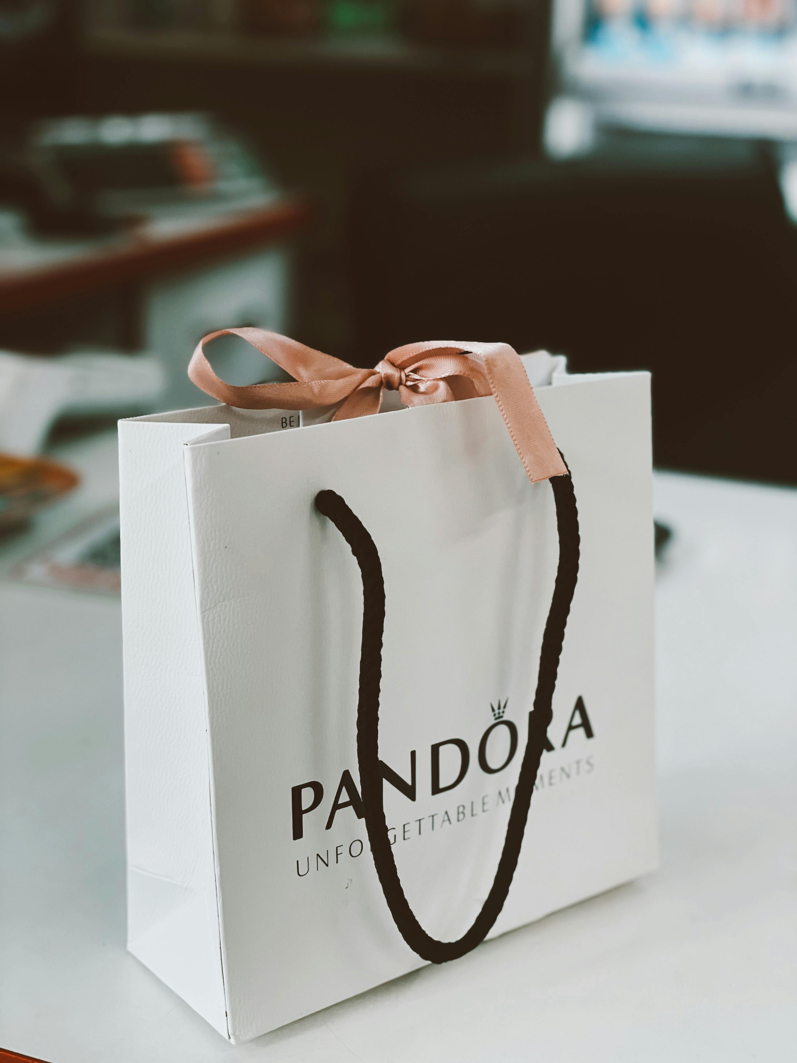 Elegante Bolsa De Compras Pandora Para El Escritorio · Foto de stock ...