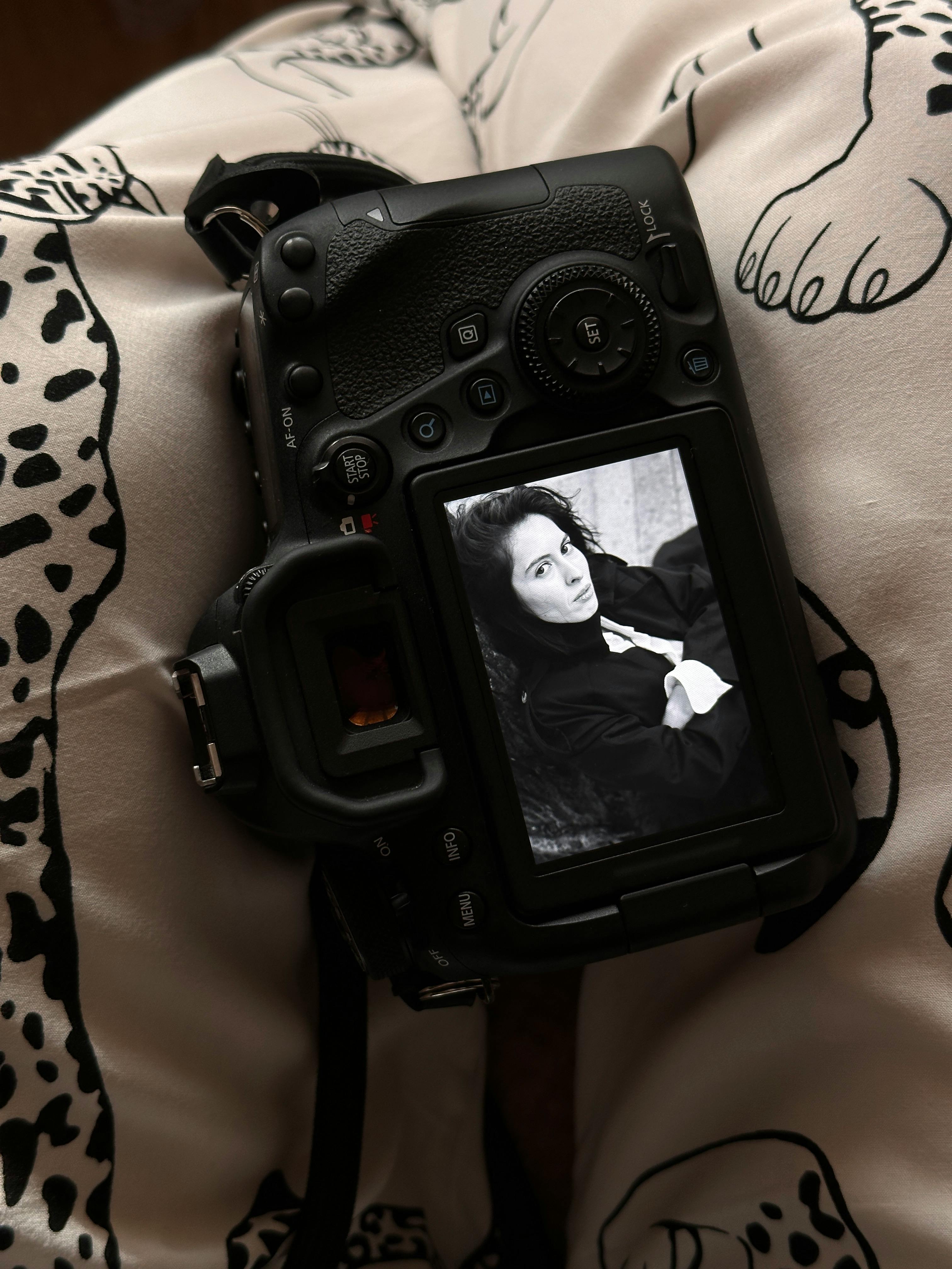 Be Right Back Screen Photos, Download The BEST Free Be Right Back ...