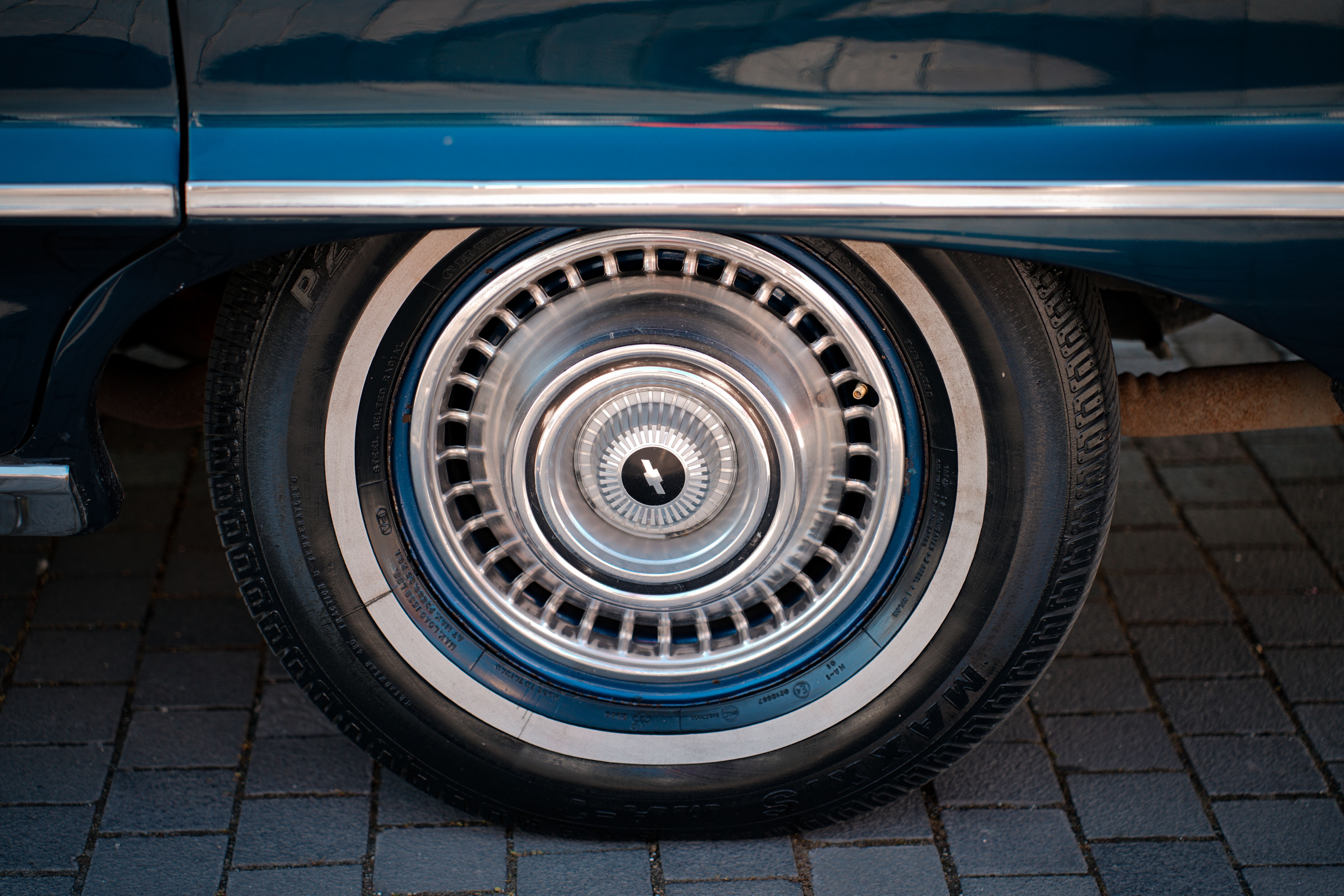 Close-up of Classic Car Wheel and Hubcap · Free Stock Photo