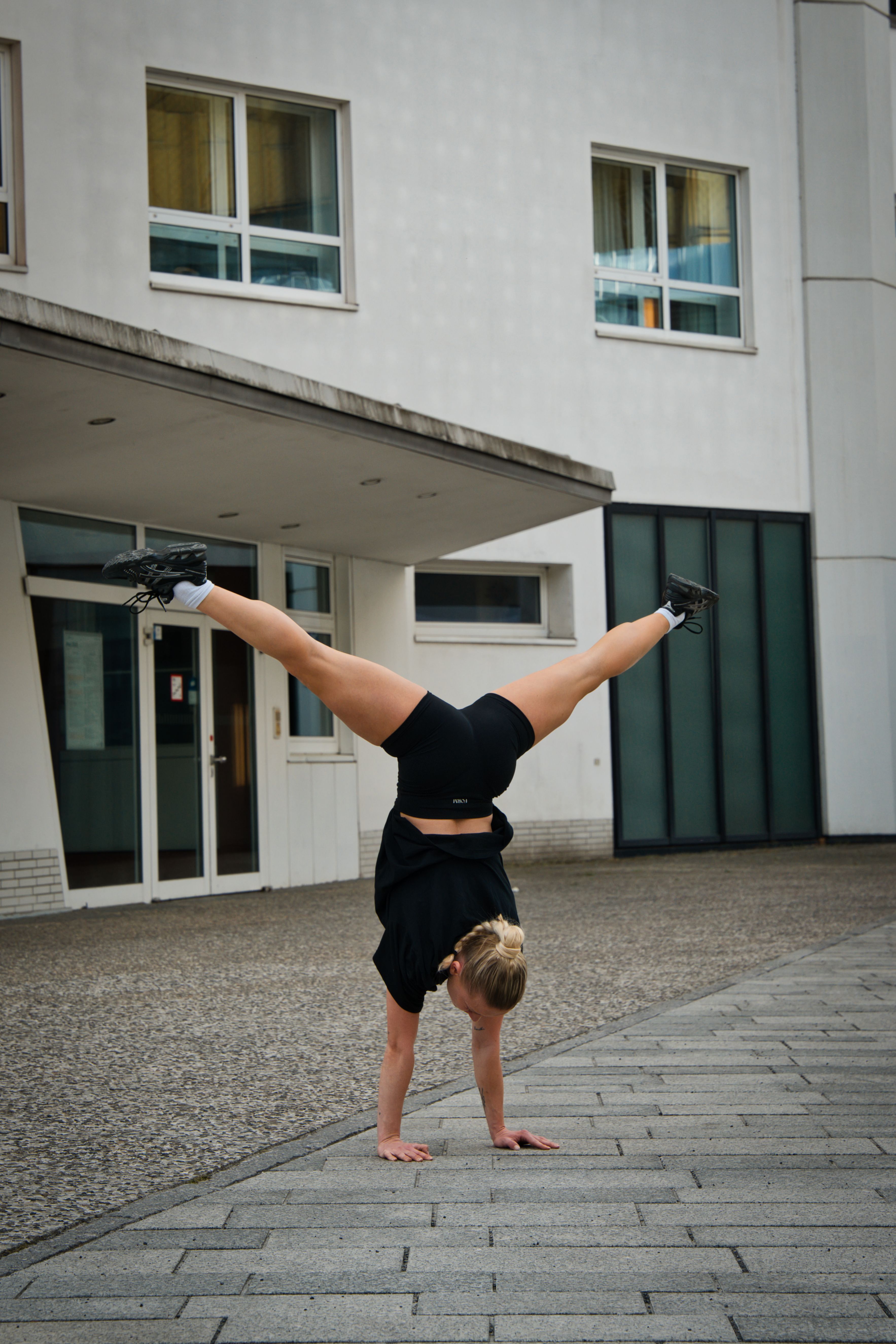 Position Dynamique Sur Les Mains à L'extérieur D'un Bâtiment Moderne ...