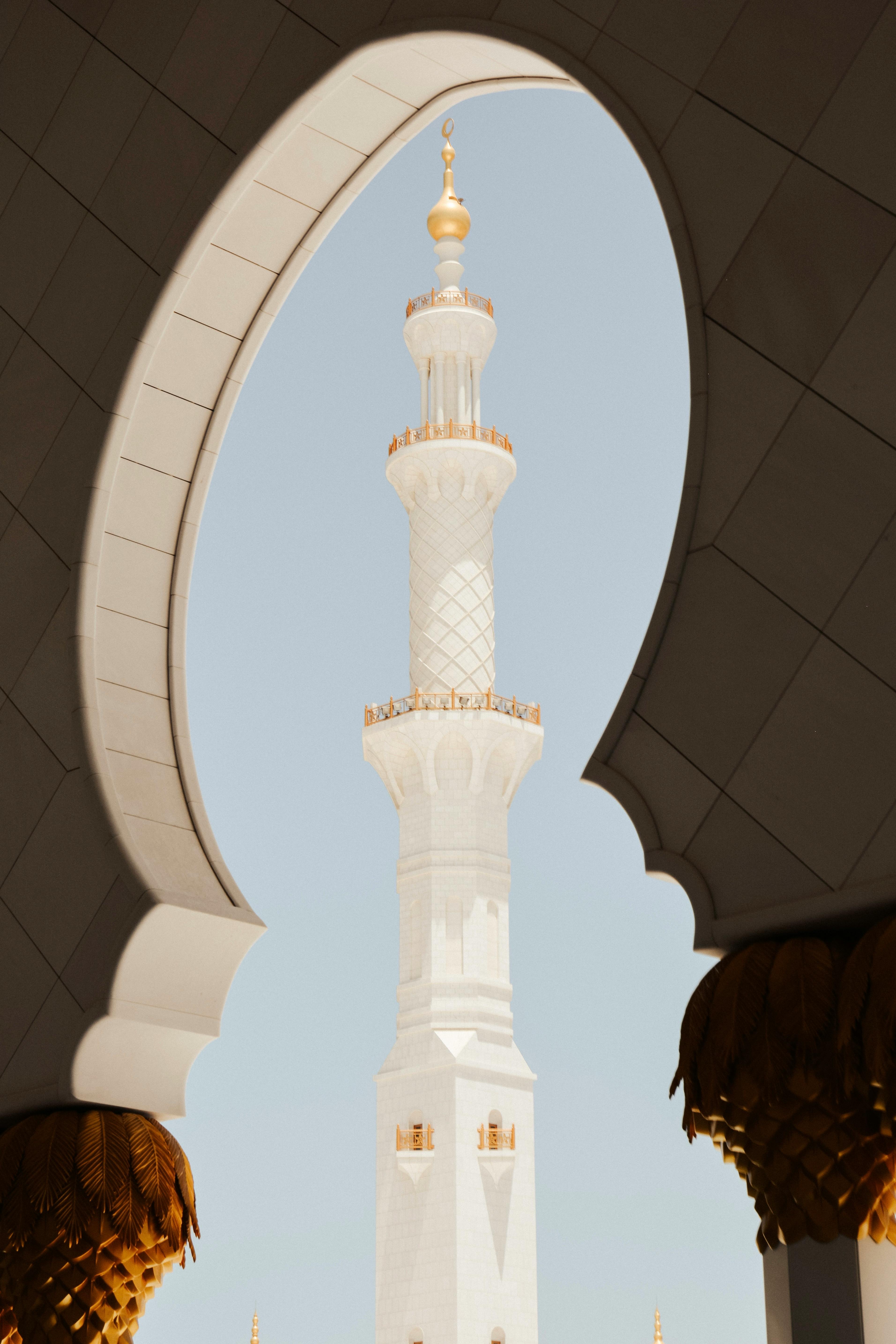 Beautiful Minaret View through Mosque Archway · Free Stock Photo