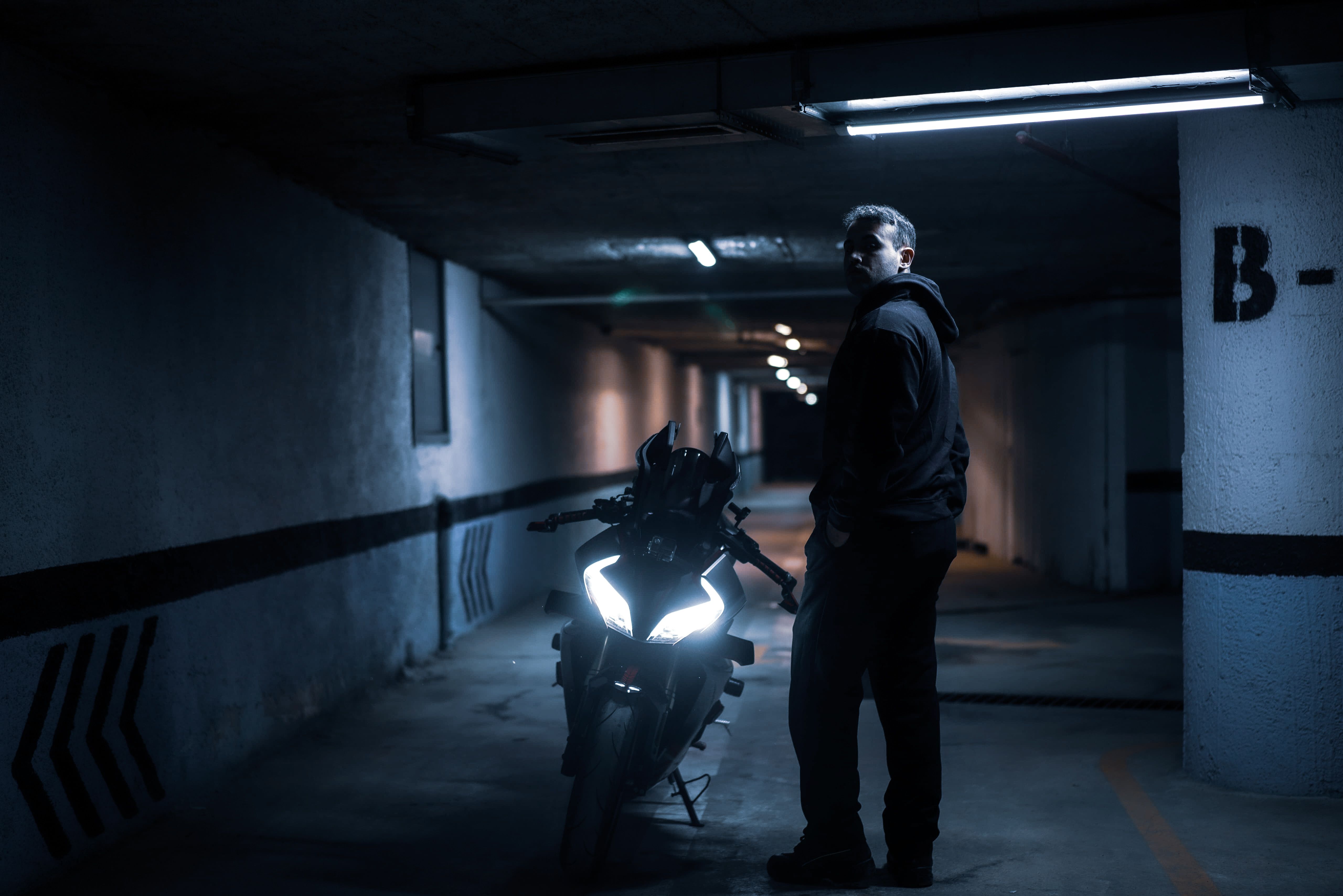 Dramatic Nighttime Motorcycle in Urban Setting · Free Stock Photo