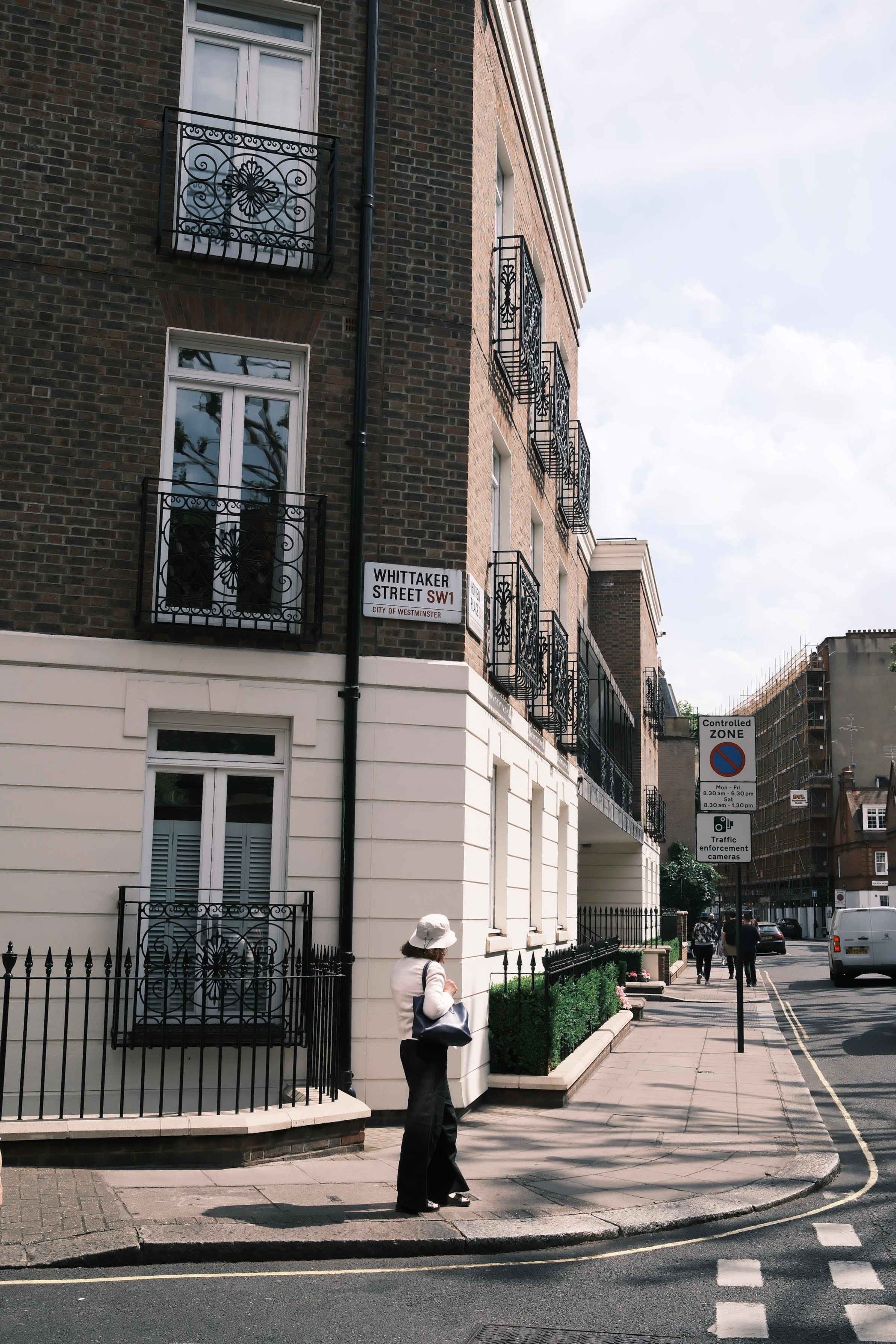 Charming London Street Scene with Historic Architecture · Free Stock Photo