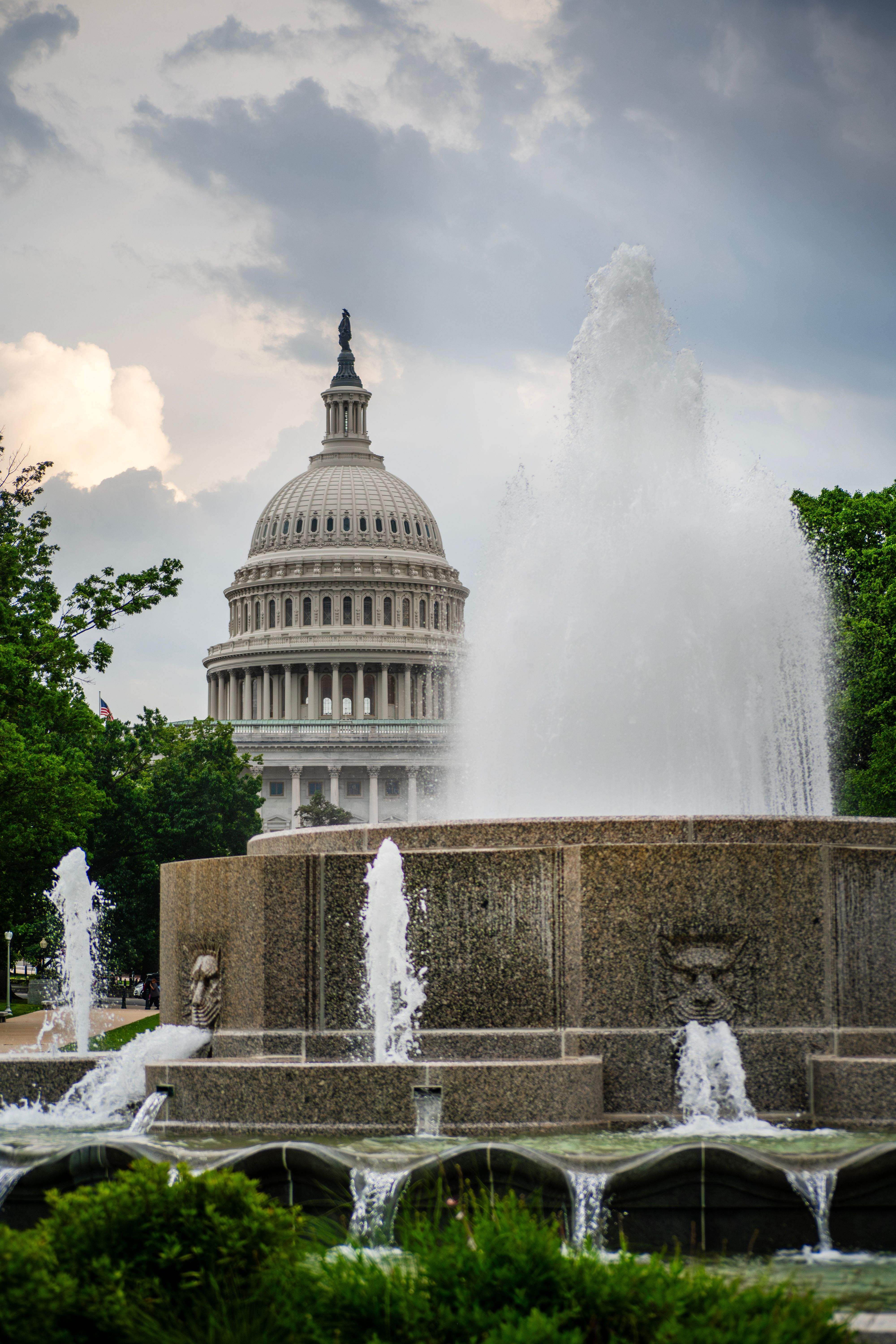 Vue Majestueuse Du Capitole Des états Unis Avec Fontaine · Photo gratuite