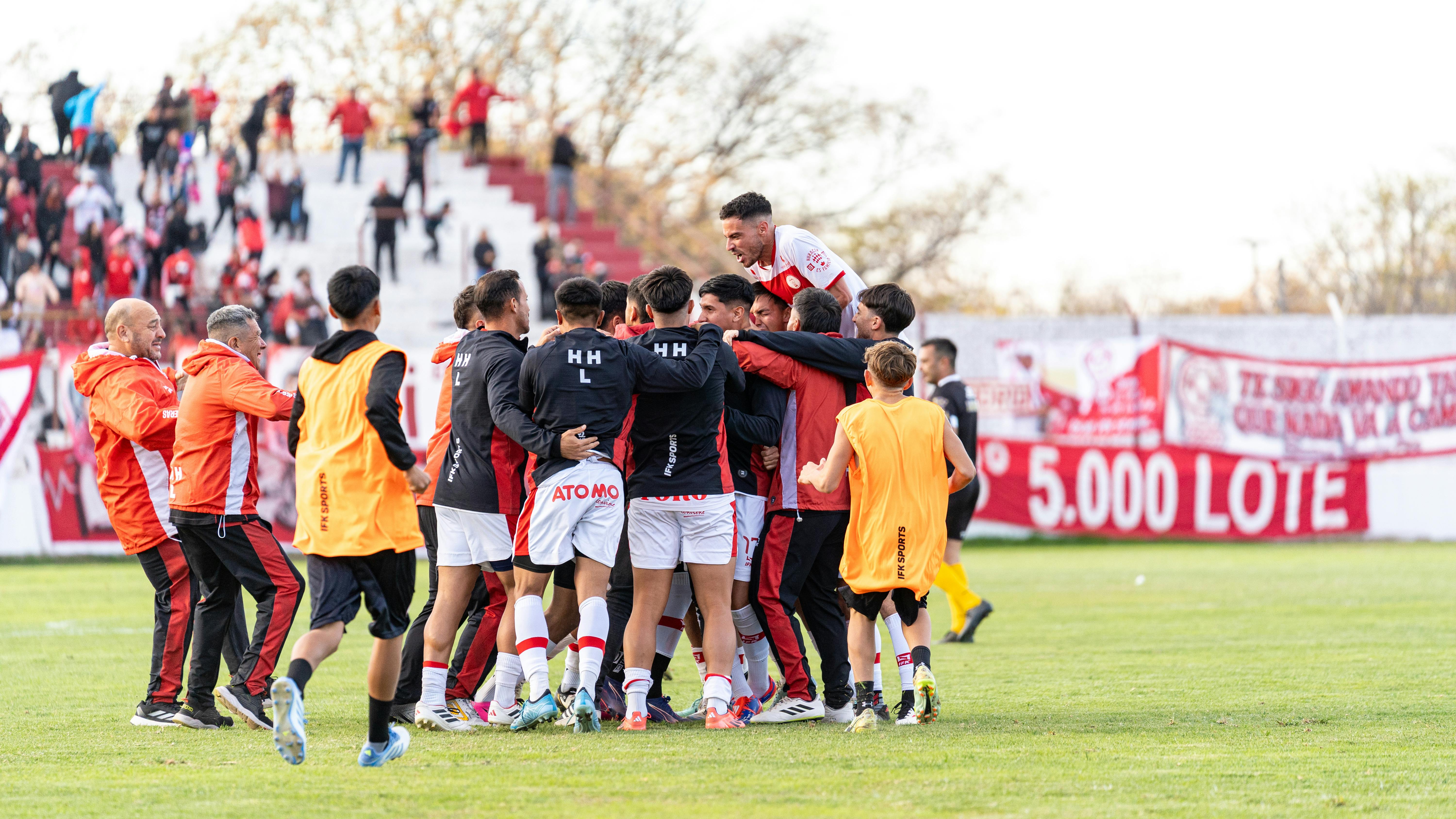 Time De Futebol Comemorando A Vitória Em Campo · Foto profissional gratuita