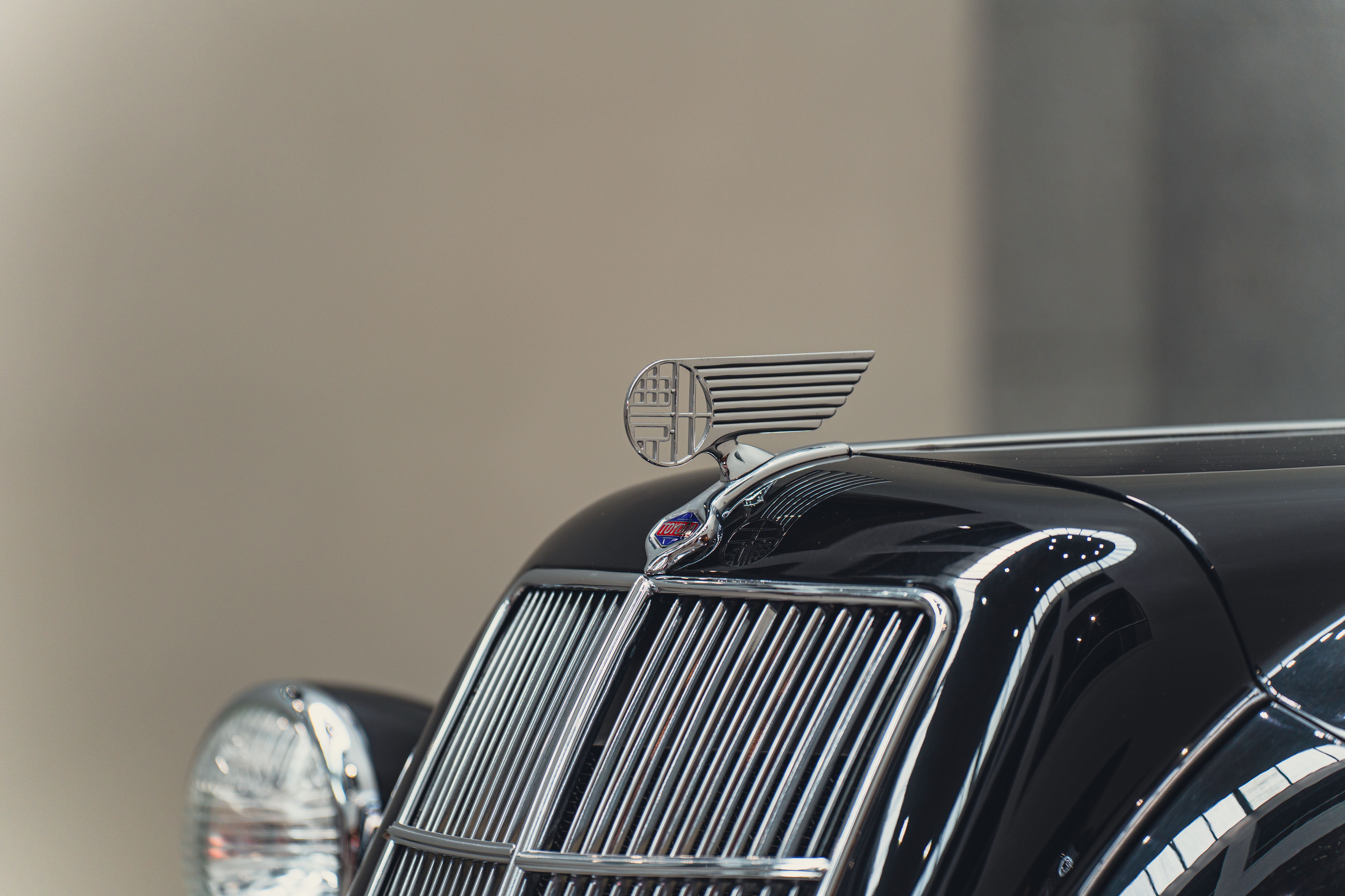 Close-up of Vintage Car Emblem and Grill · Free Stock Photo