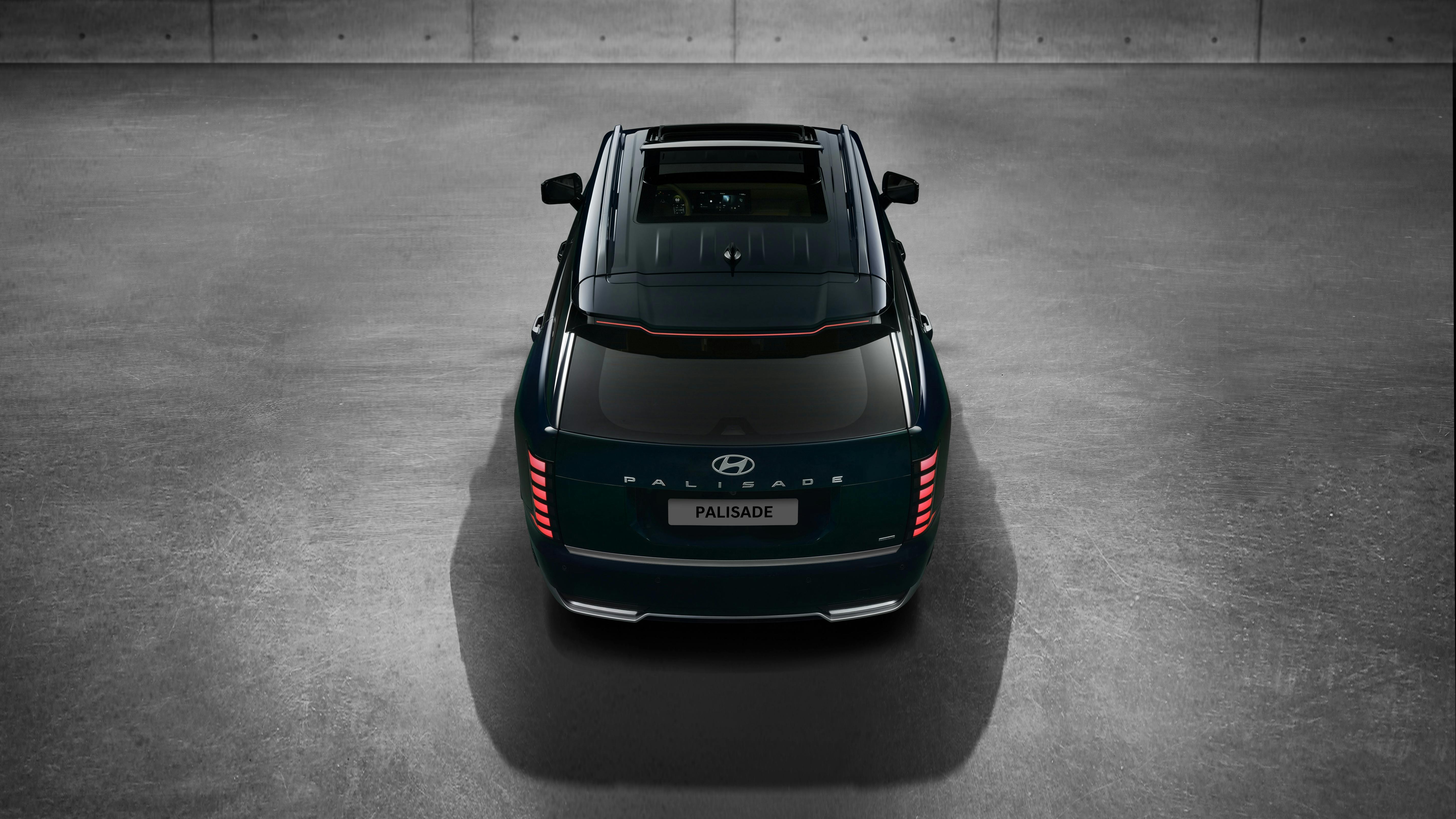 Hyundai Palisade Rear View in Modern Studio Setting · Free Stock Photo