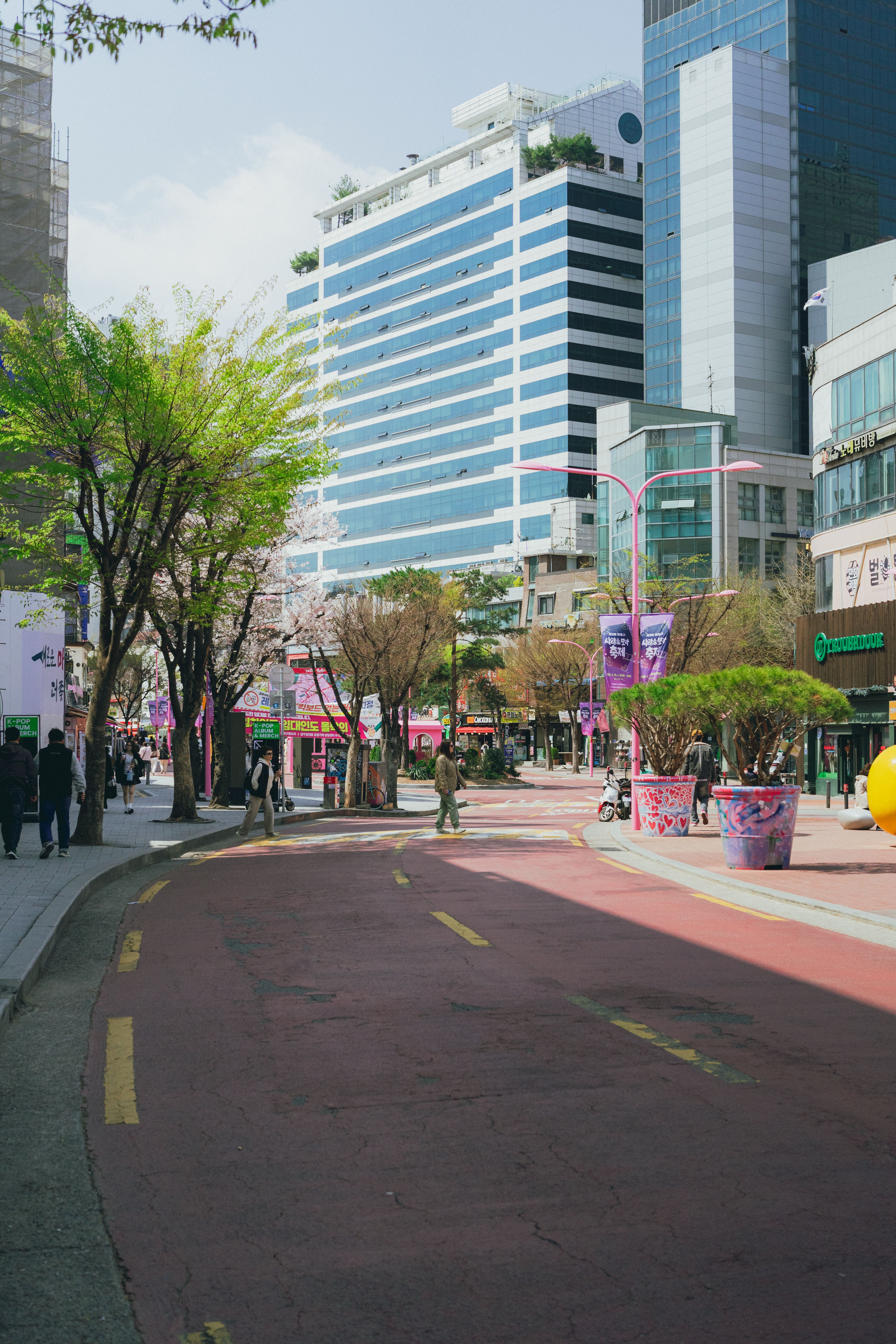 Vibrant Spring Day in Downtown Seoul · Free Stock Photo