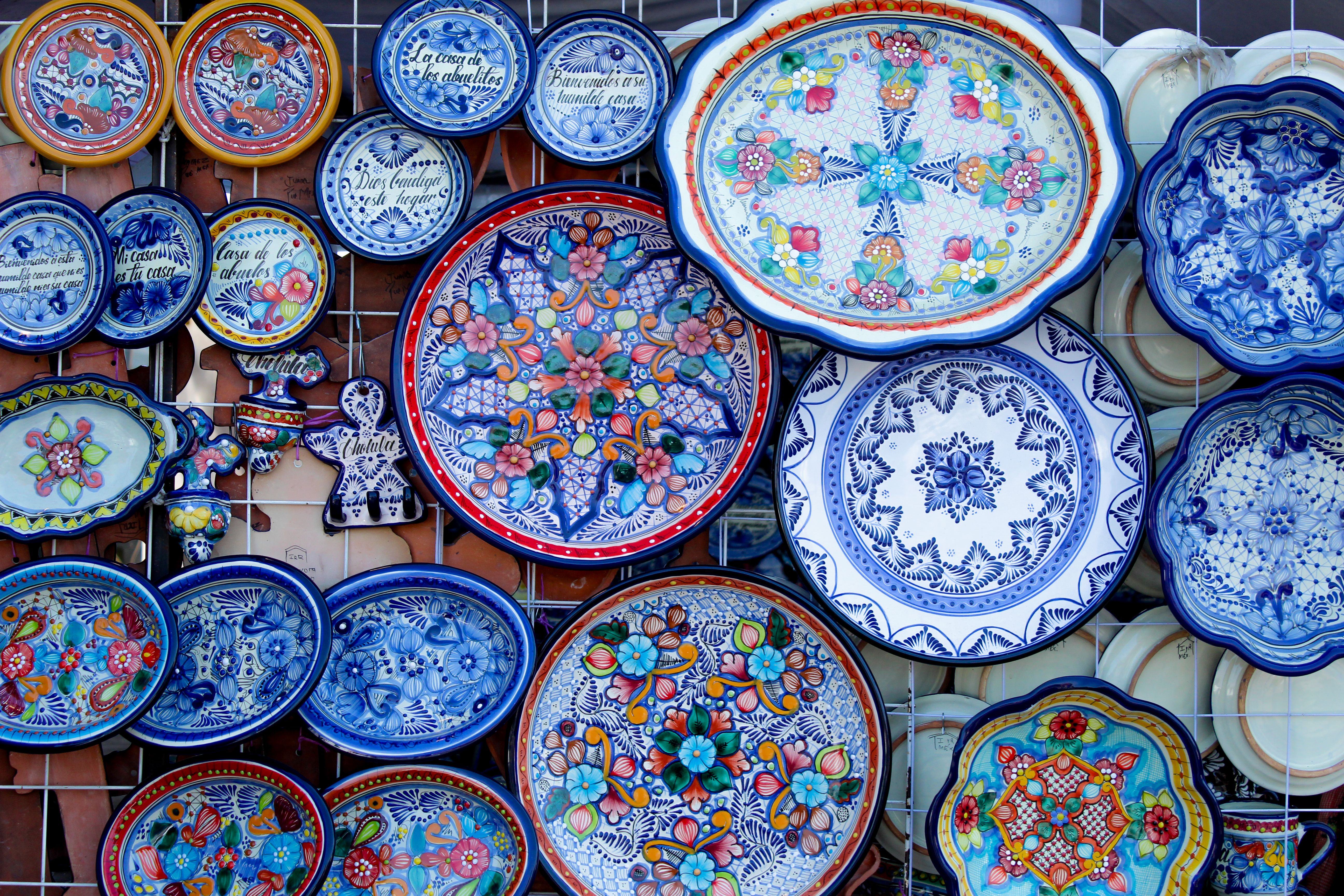 Vibrante Exhibición De Cerámica De Talavera Mexicana · Foto de stock ...