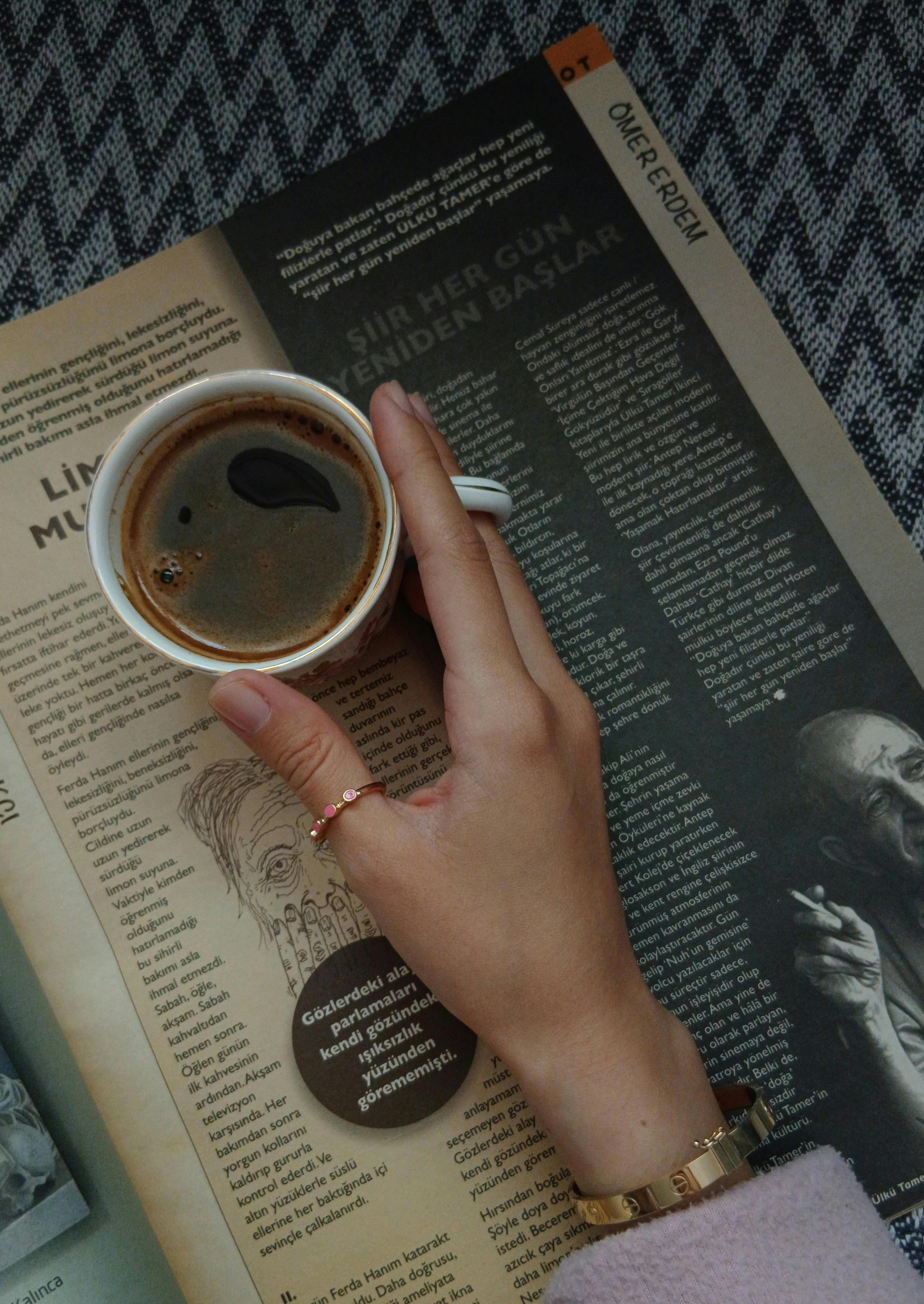 Ücretsiz #kapalı, altın, basılı metin, bileklik, bir fincan kahve, boş ...