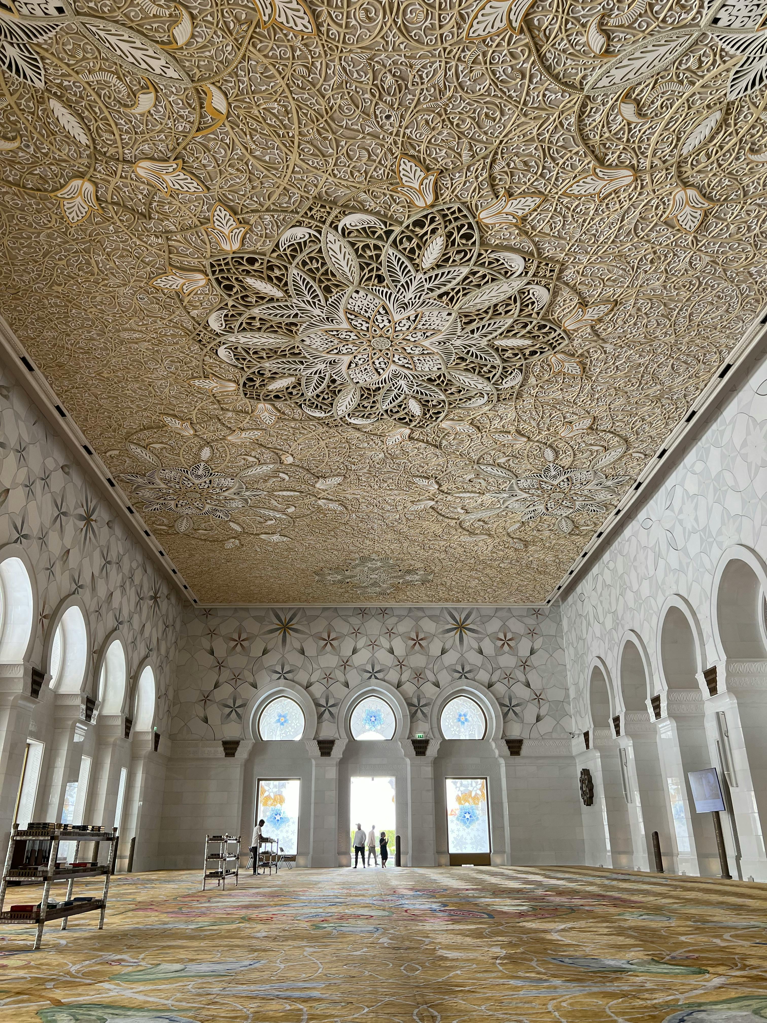 Intricate Ceiling Design of a Grand Hall · Free Stock Photo