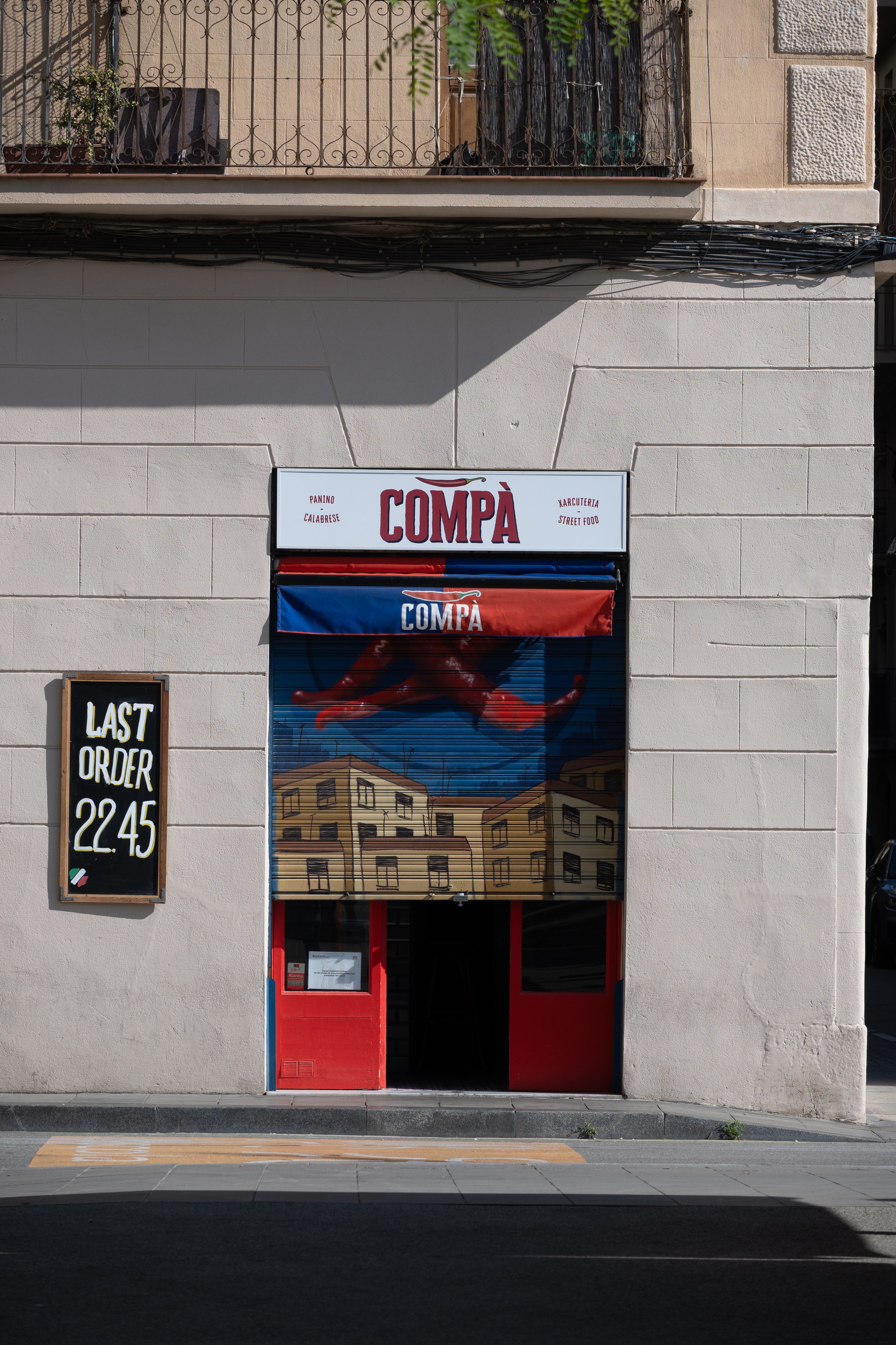 Fachada De Una Tienda Cerrada En Un Entorno Urbano · Foto de stock gratuita