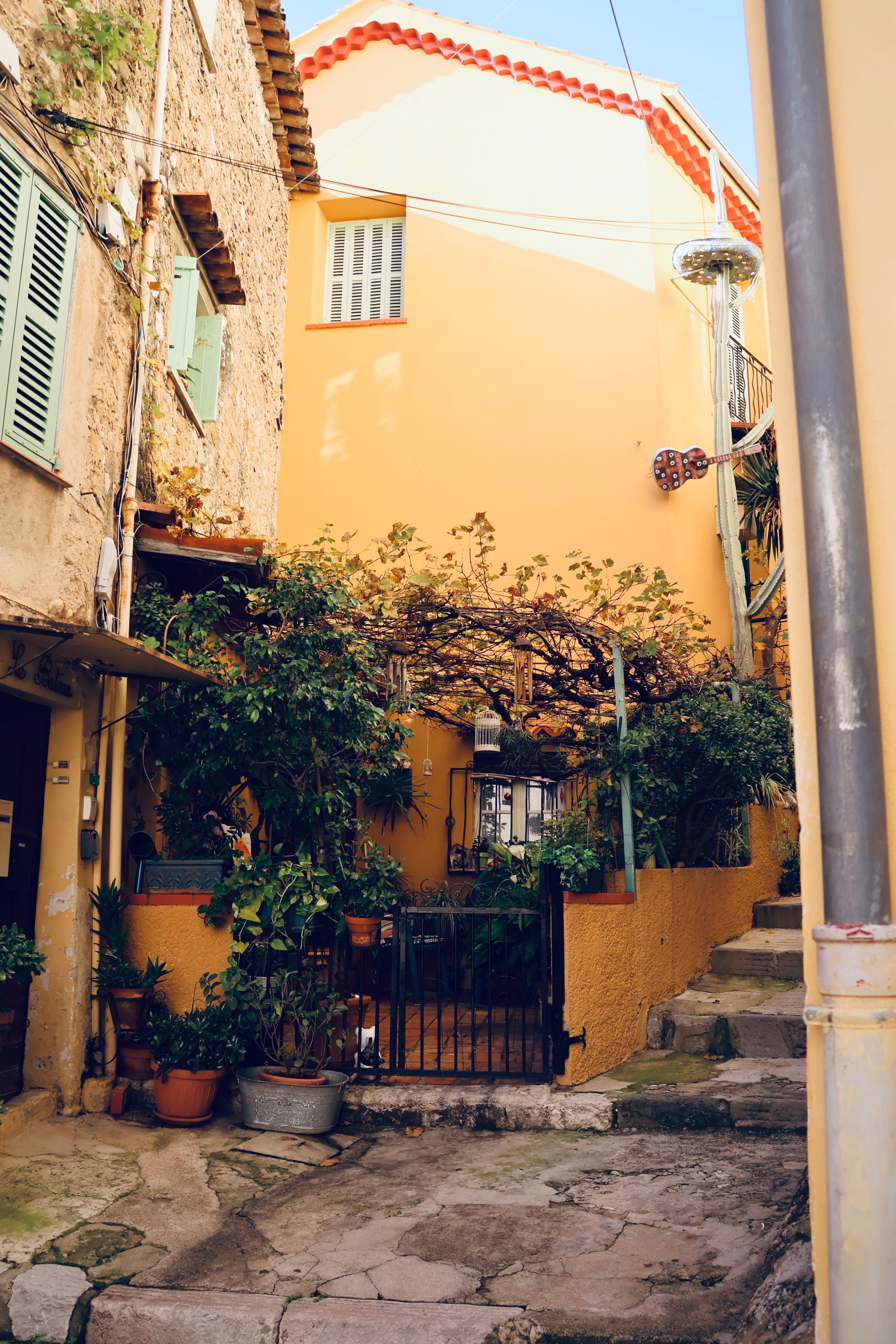 Charming Mediterranean Alleyway with Vibrant Colors · Free Stock Photo