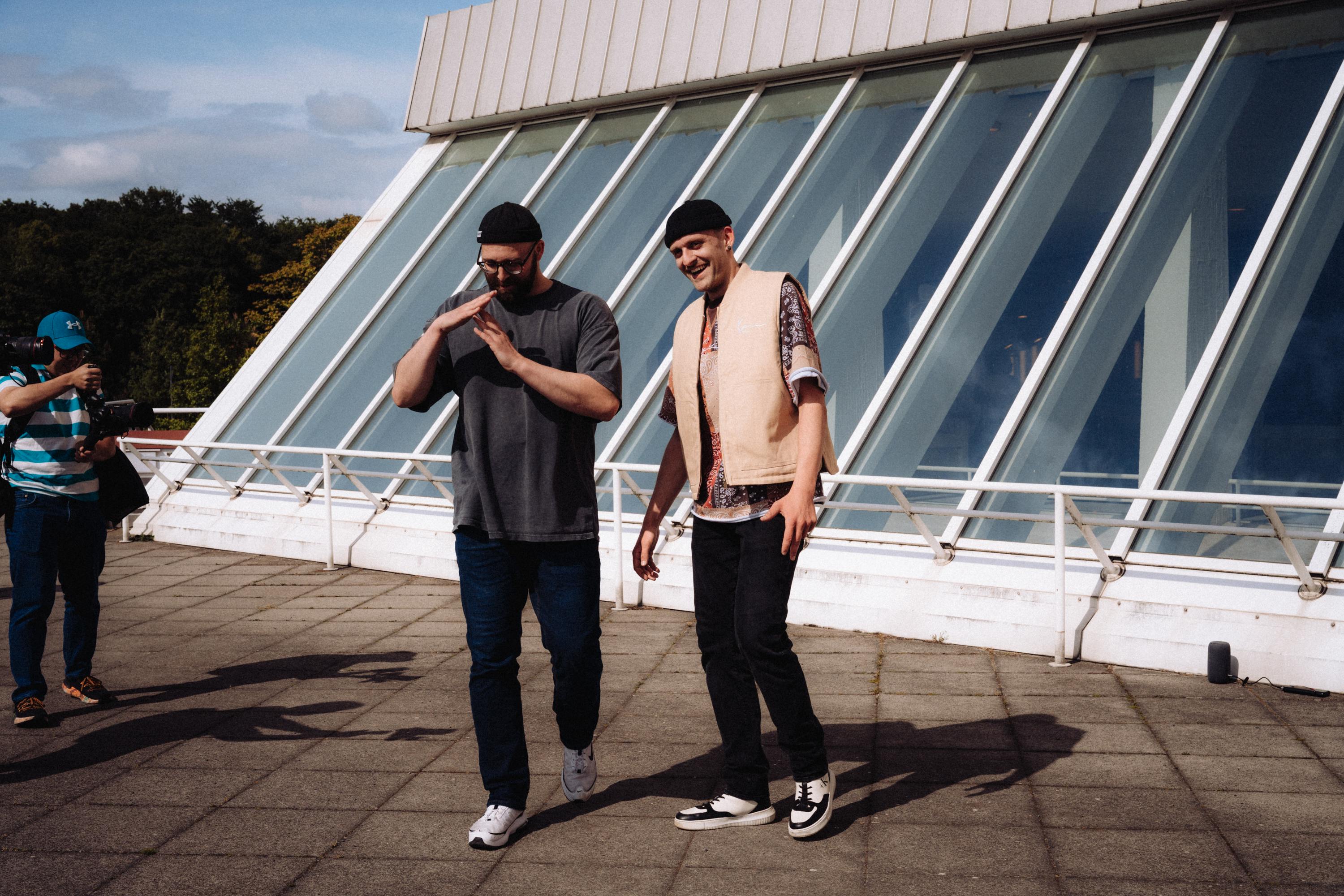 Casual Outdoor Meetup with Modern Architecture · Free Stock Photo