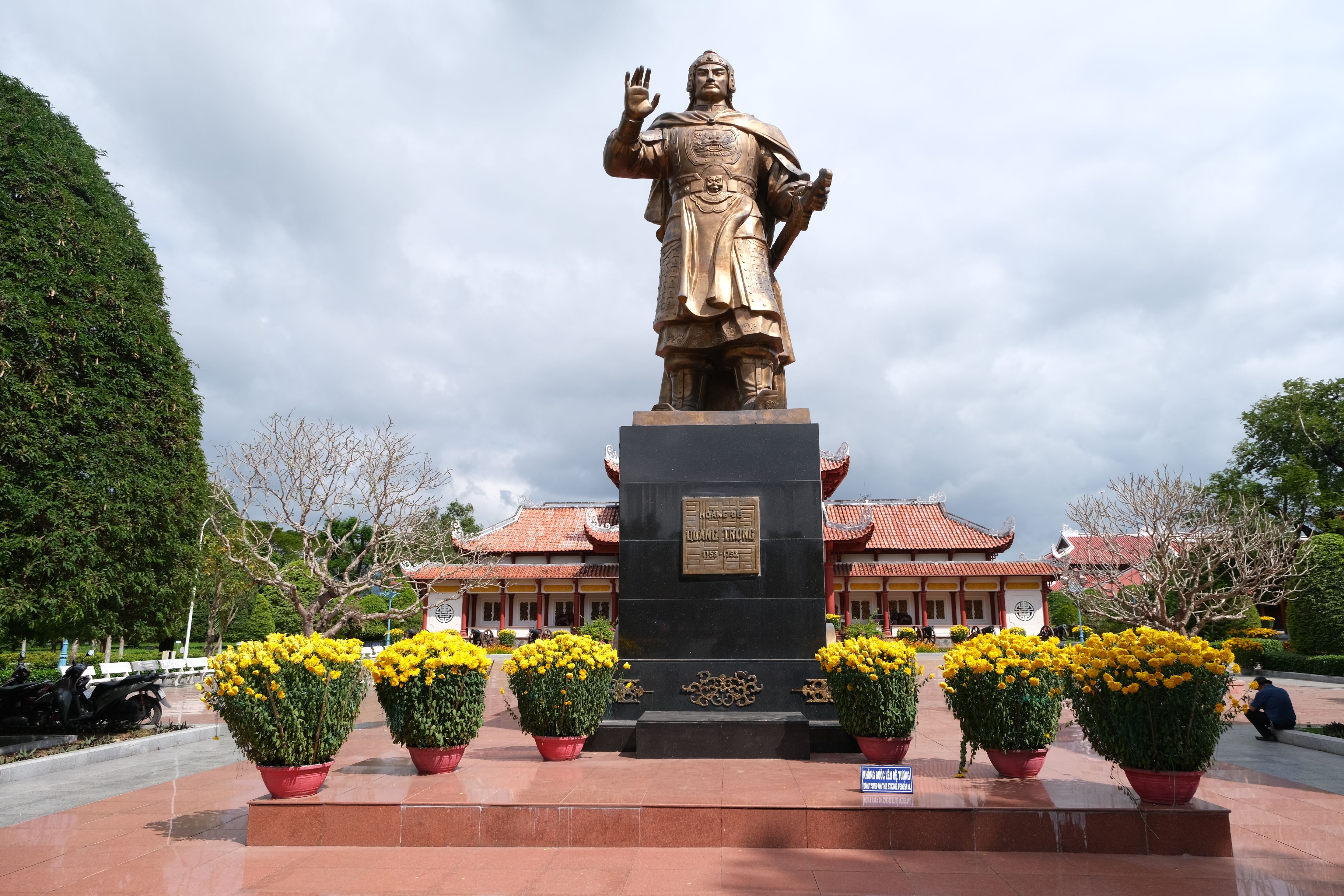 Statue of Historical Figure in Vietnamese Garden · Free Stock Photo