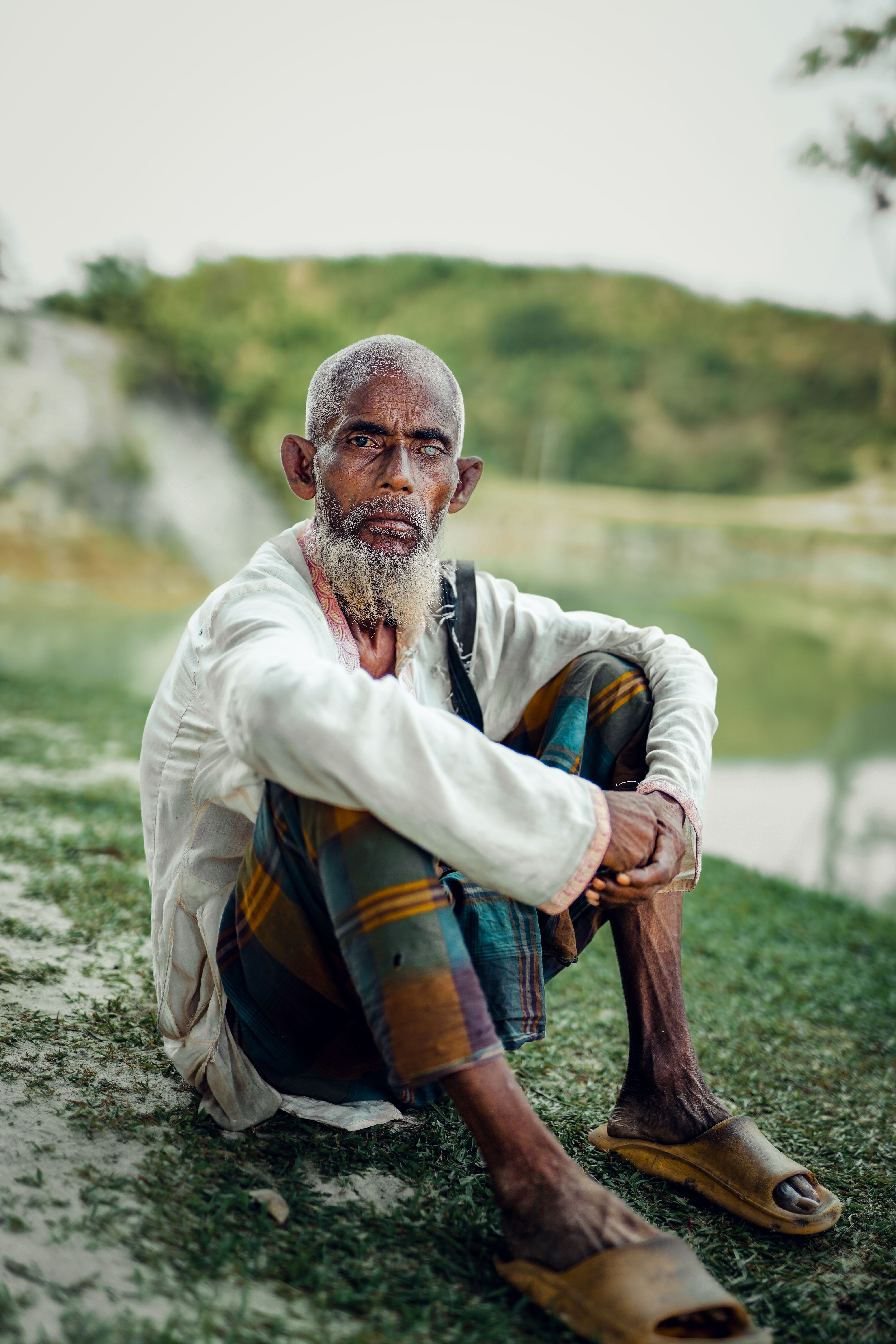 Portrait D'un Homme âgé Assis à L'extérieur Au Bangladesh · Photo gratuite