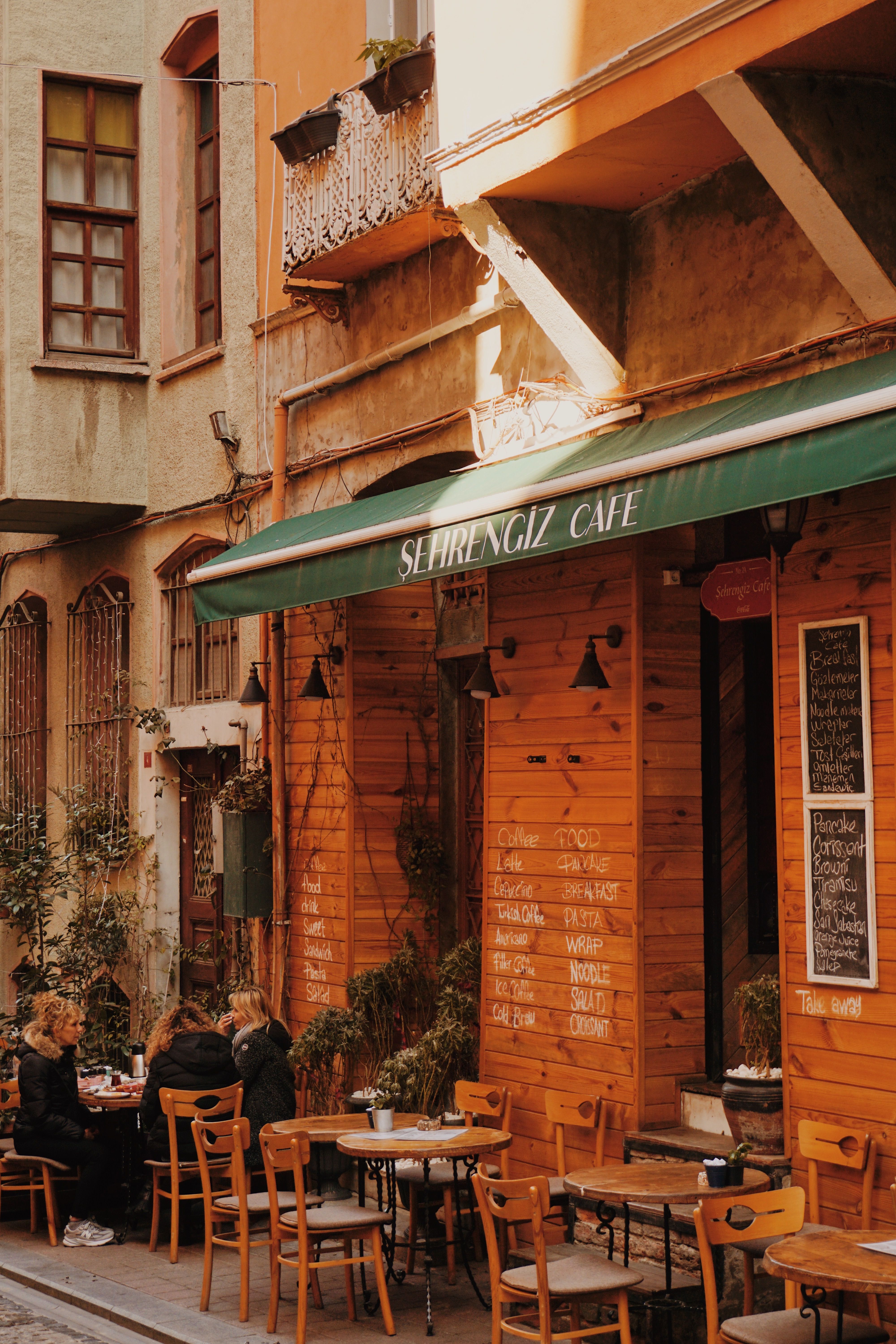 Cozy Outdoor Cafe Scene in Historic Alleyway · Free Stock Photo