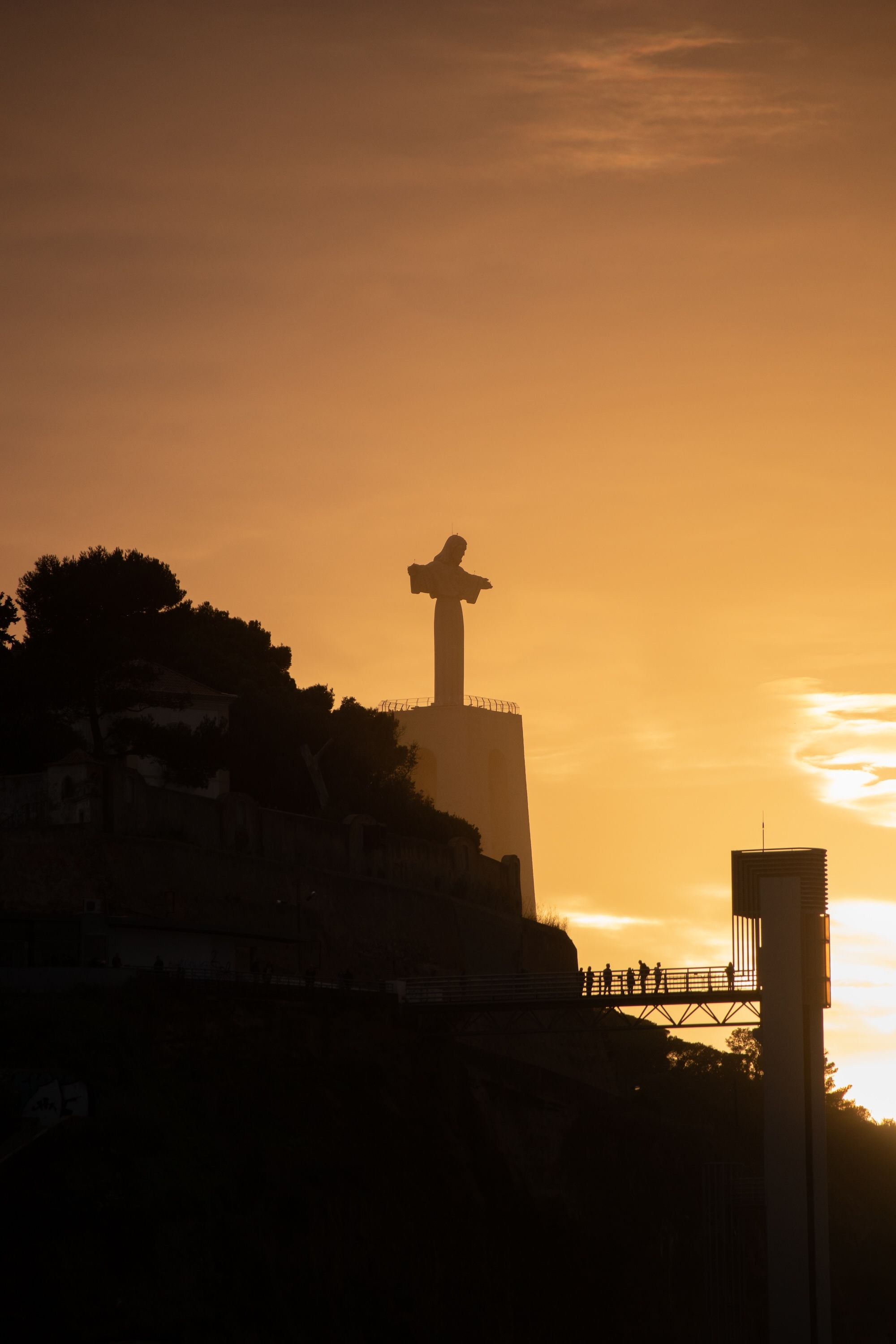 Silhueta Do Pôr Do Sol No Monumento Do Cristo Rei, Em Lisboa · Foto ...