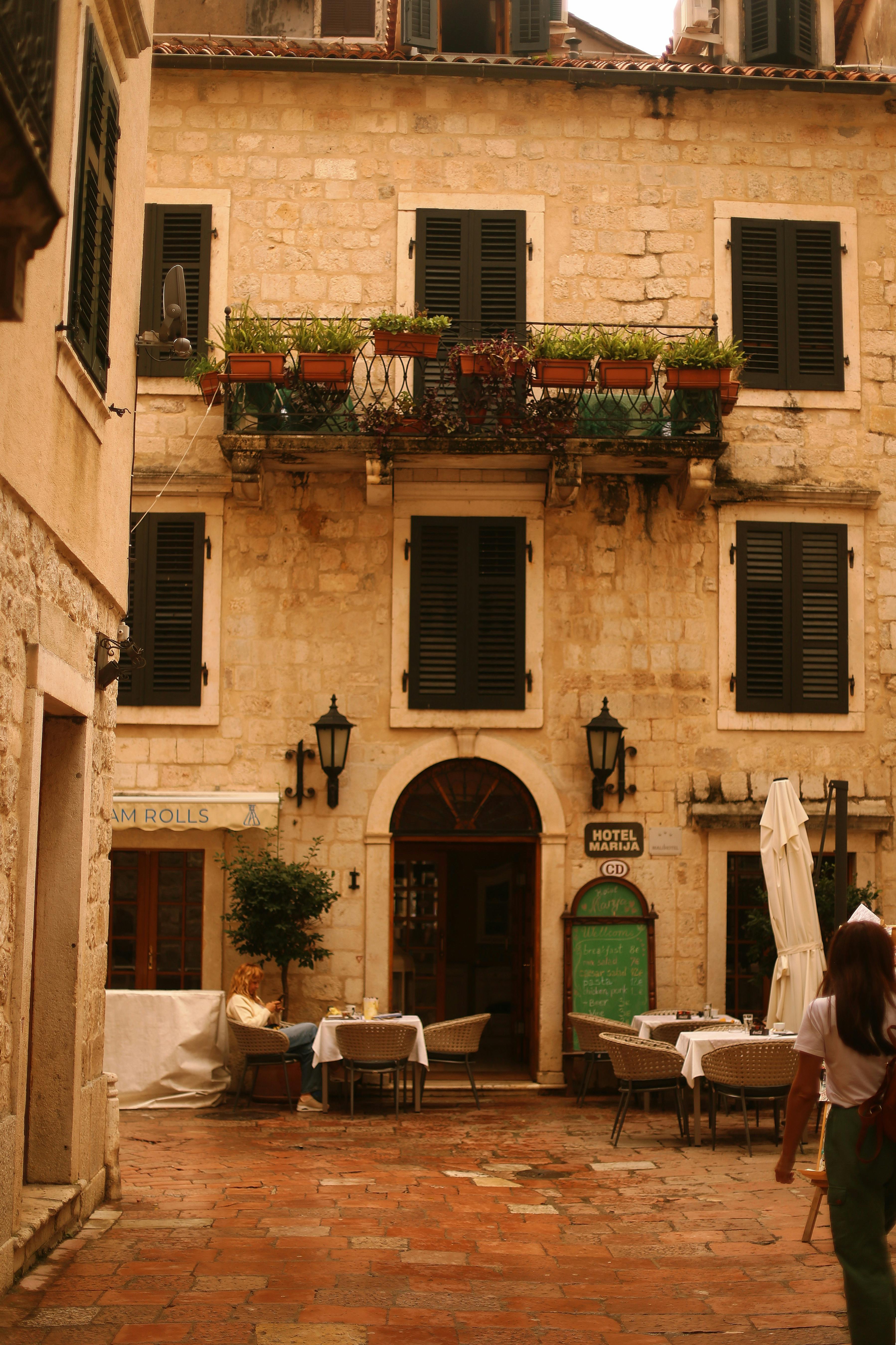 Charming European Courtyard with Cozy Café · Free Stock Photo