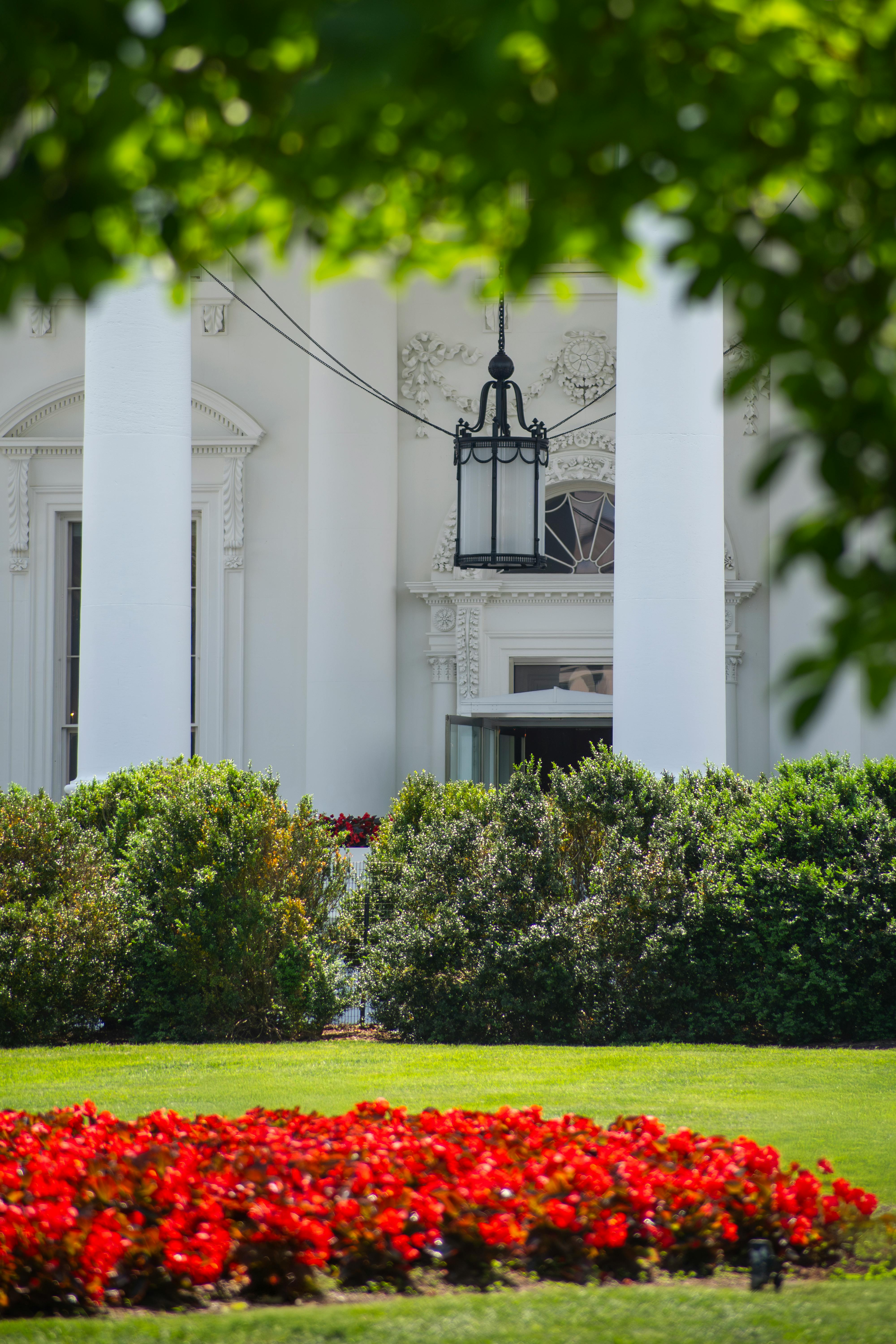White House Entrance with Garden View · Free Stock Photo