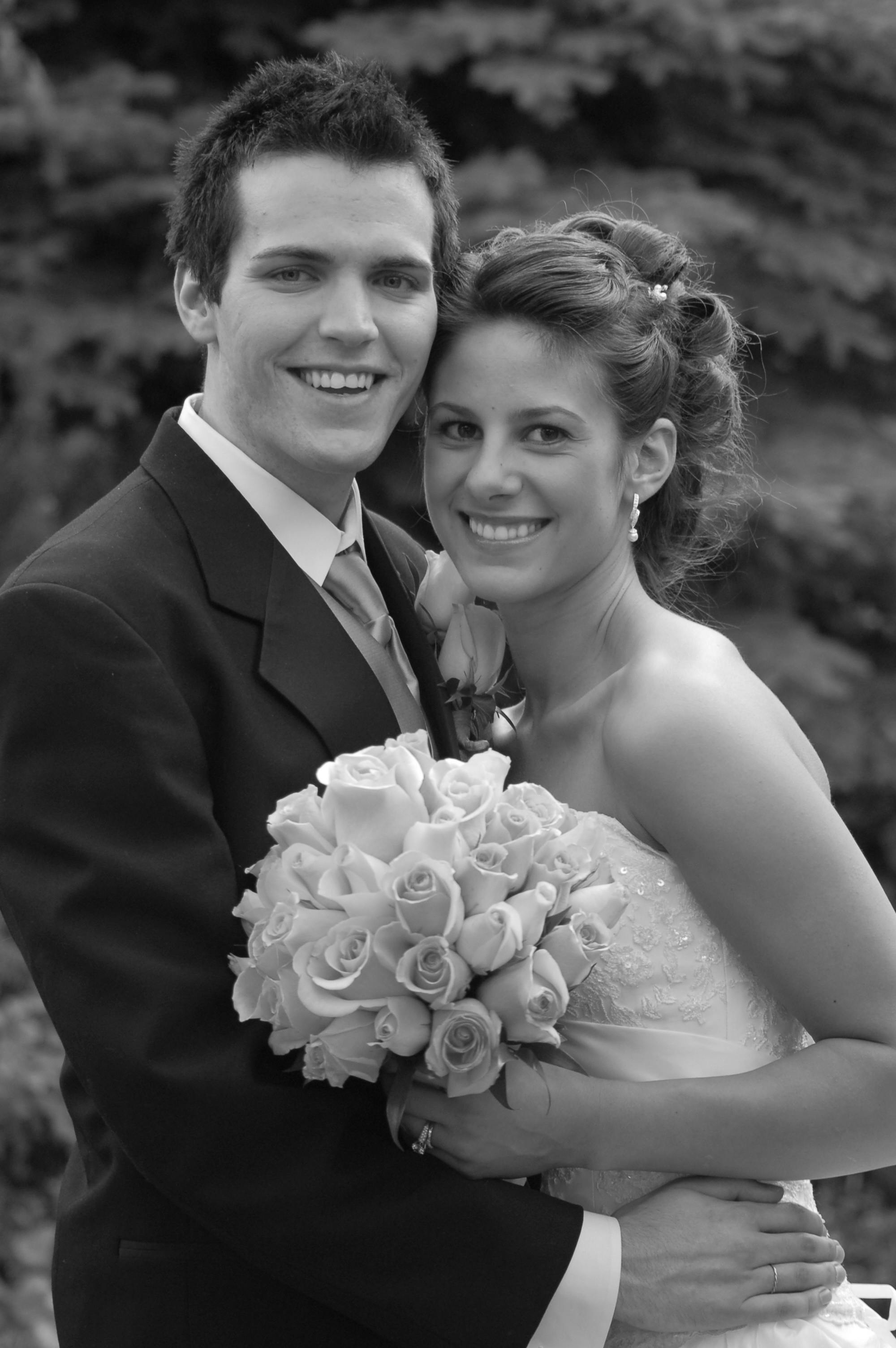 Retrato En Blanco Y Negro De Una Feliz Pareja De Novios · Foto de stock ...