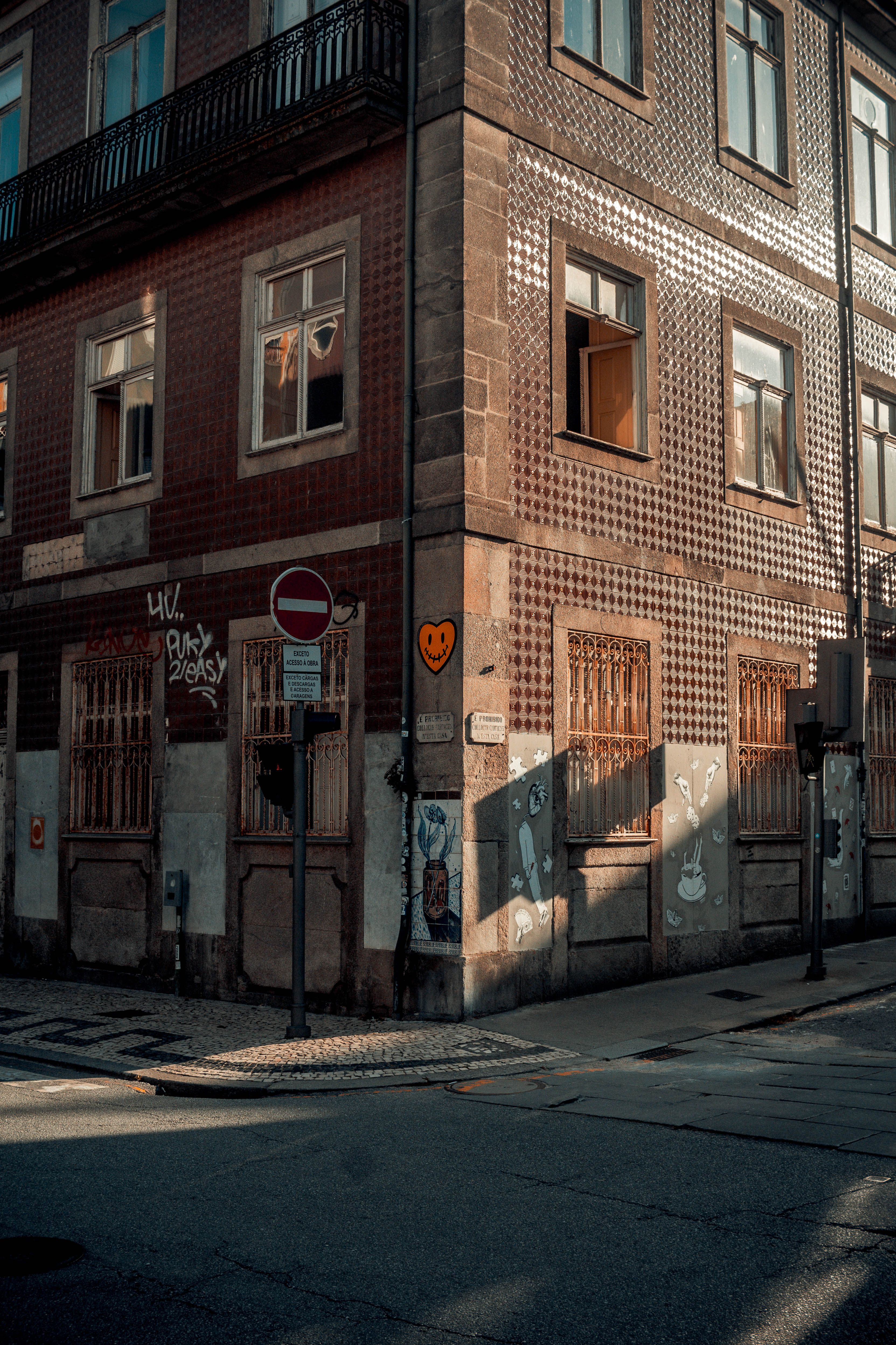 Urban Street Corner with Vintage Architecture · Free Stock Photo