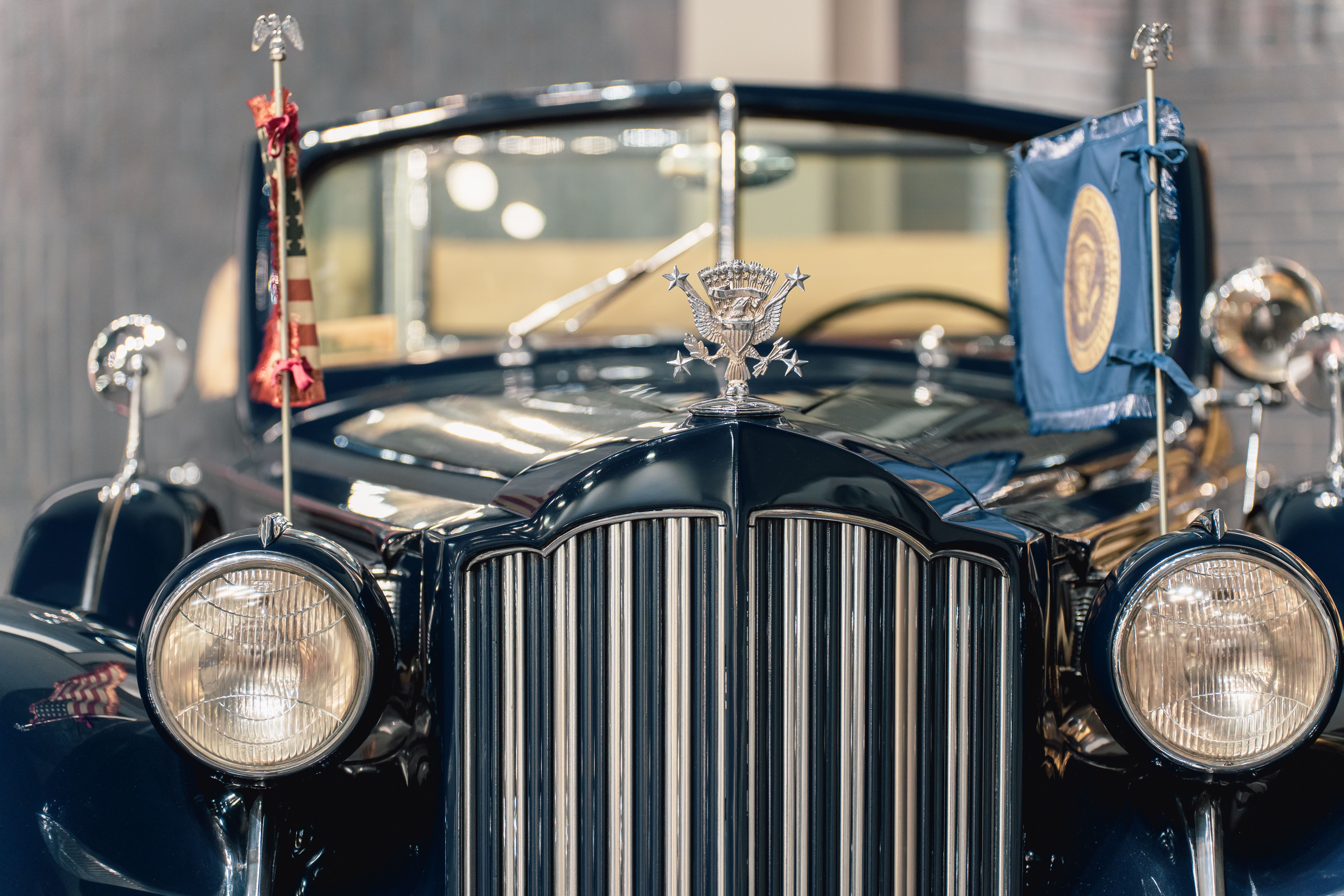 Classic Presidential Car with Flags and Emblem · Free Stock Photo