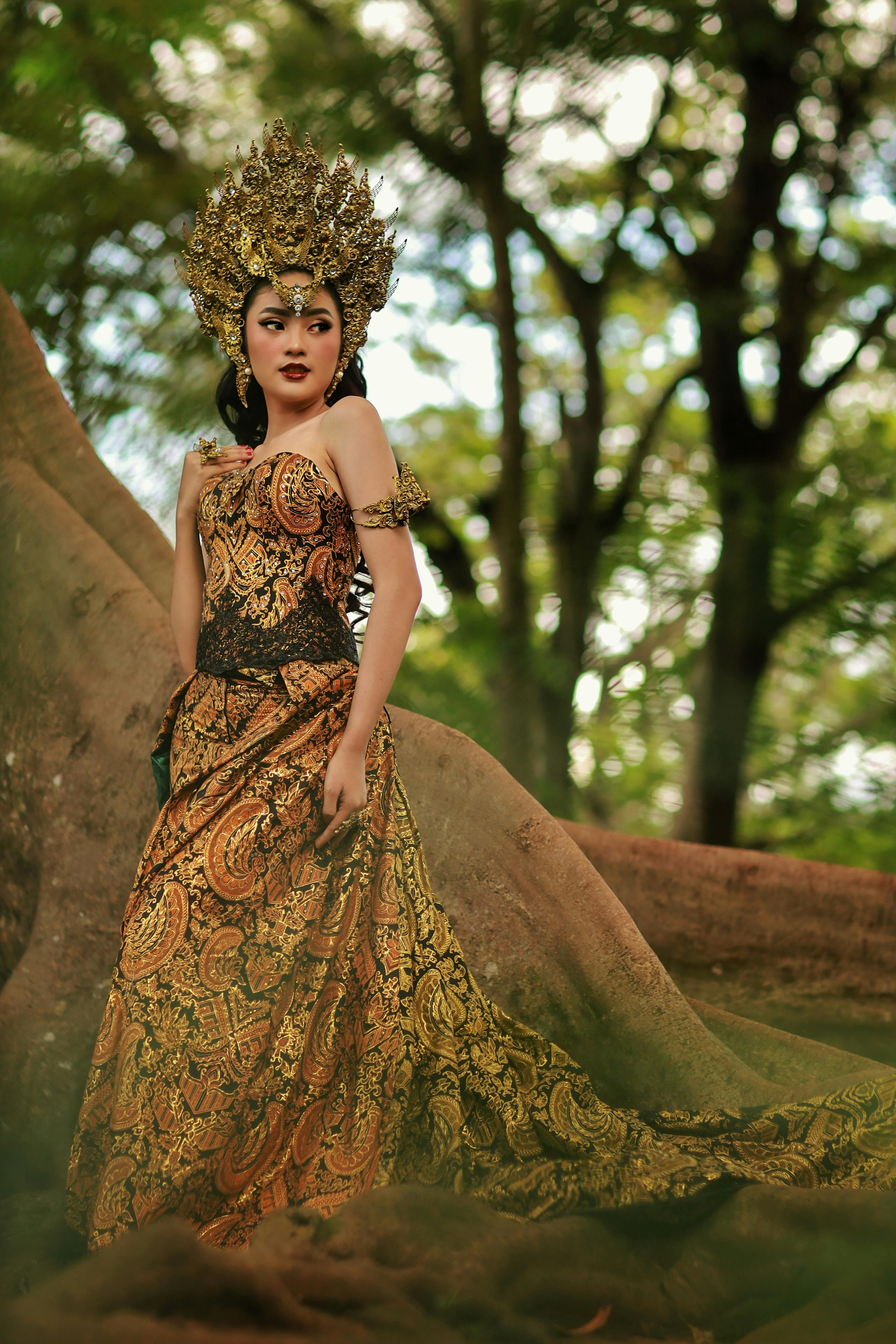 Elegant Woman in Traditional Indonesian Attire · Free Stock Photo