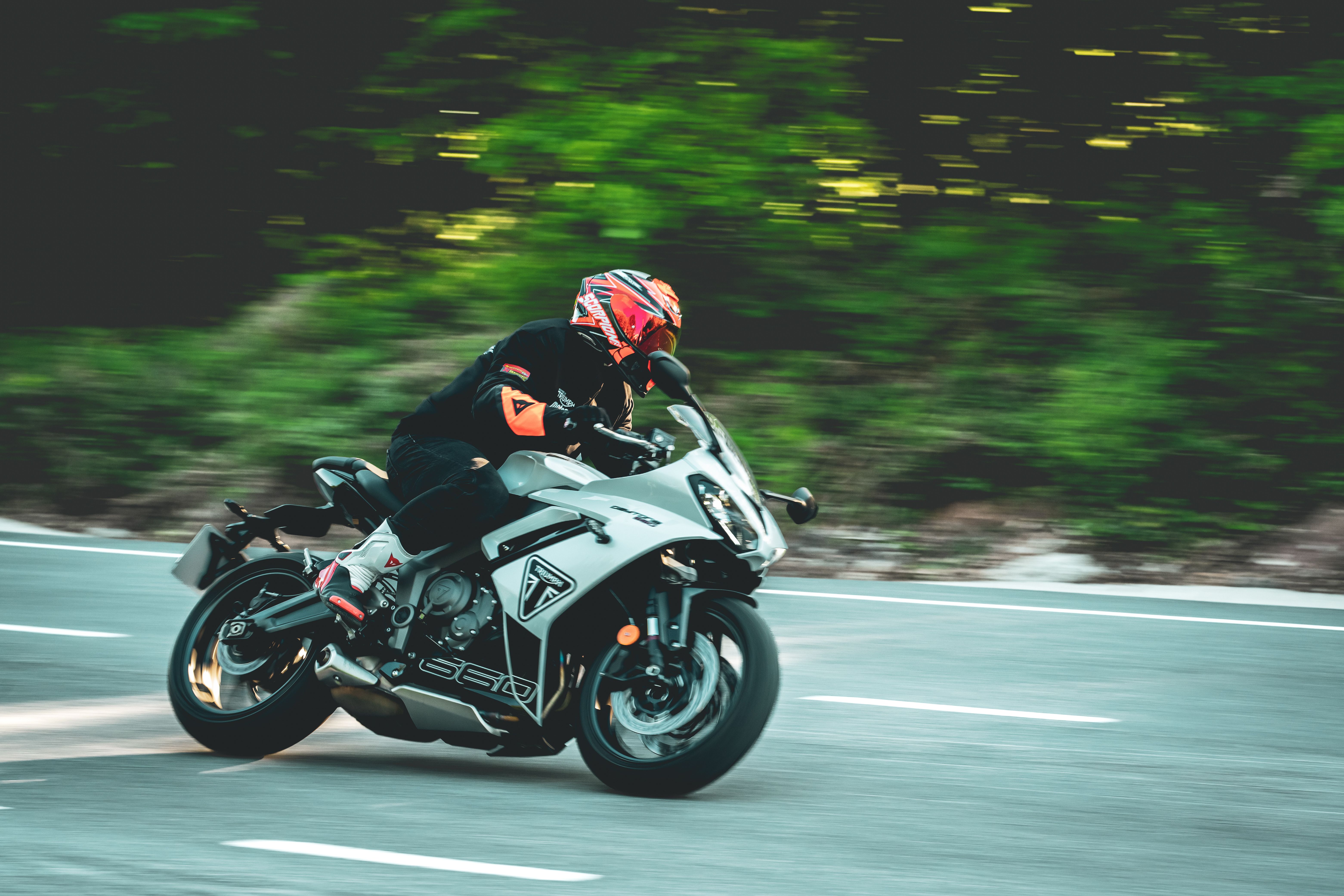 Carreras De Motos De Alta Velocidad En Una Carretera · Foto de stock ...