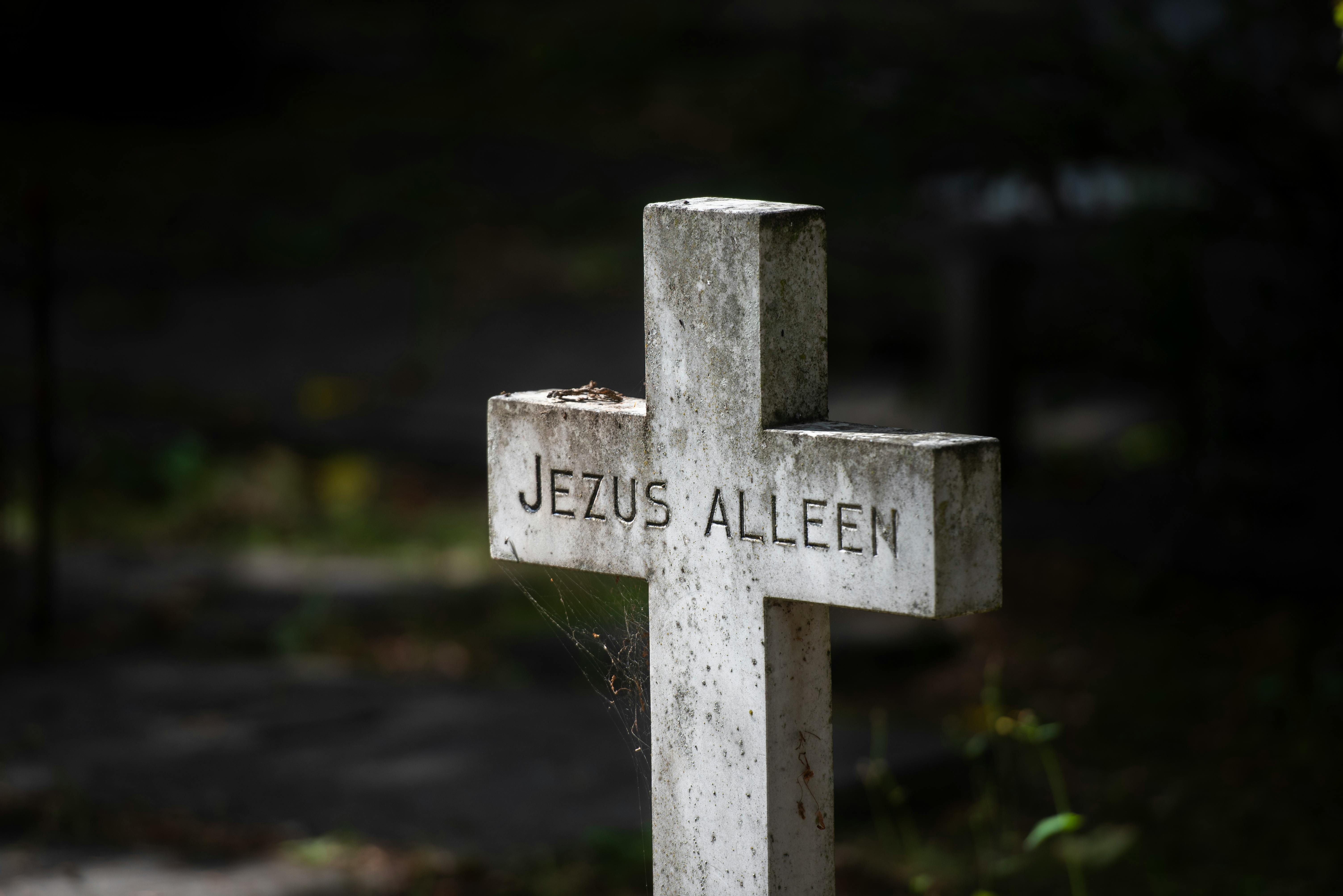 Serene Cemetery Cross Inscribed with Jezus Alleen · Free Stock Photo